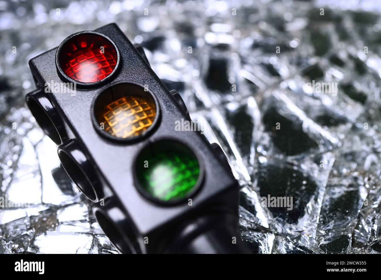 Rote Ampel in einem zerbrochenen Spiegel, Symbolfoto Ampel-Koalition ...