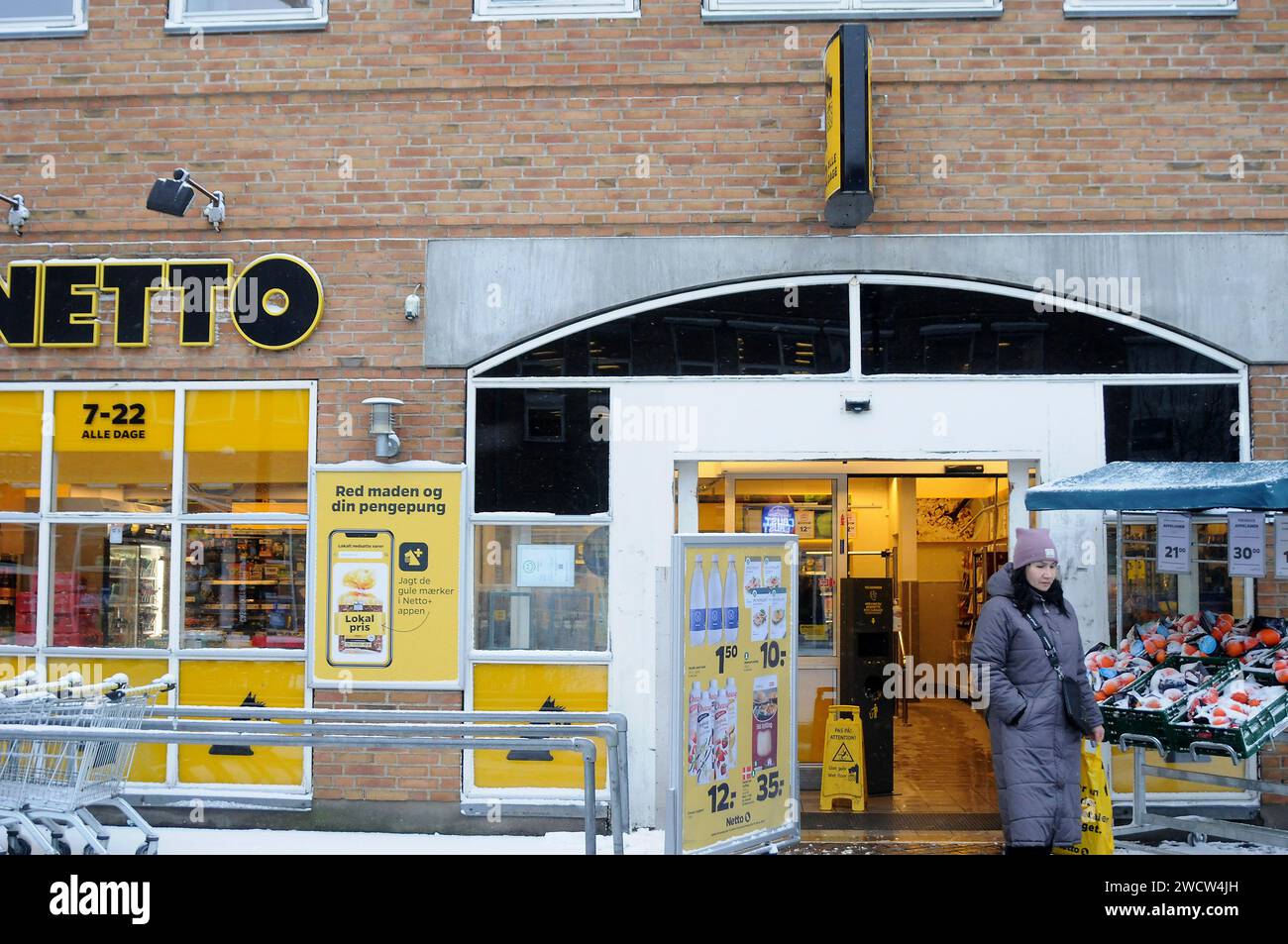 Coco cola cans hi-res stock photography and images - Alamy