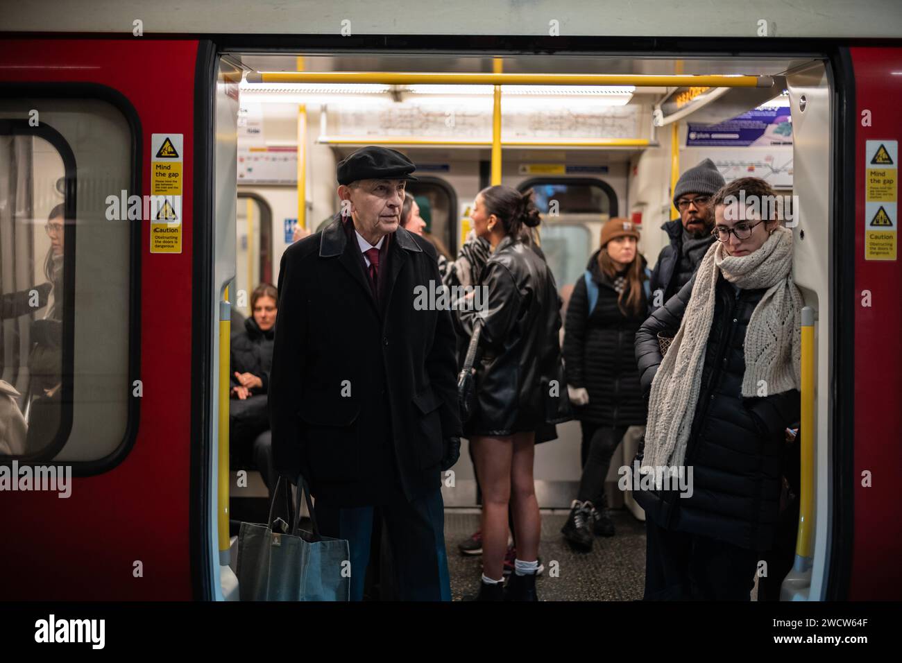 London underground tube carriage hi-res stock photography and images ...