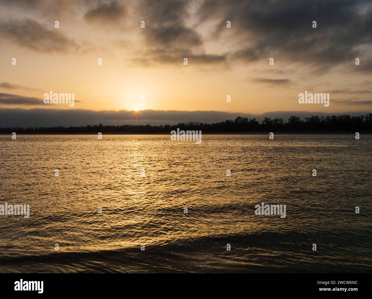 Wide lake landscape sunset hi-res stock photography and images - Alamy