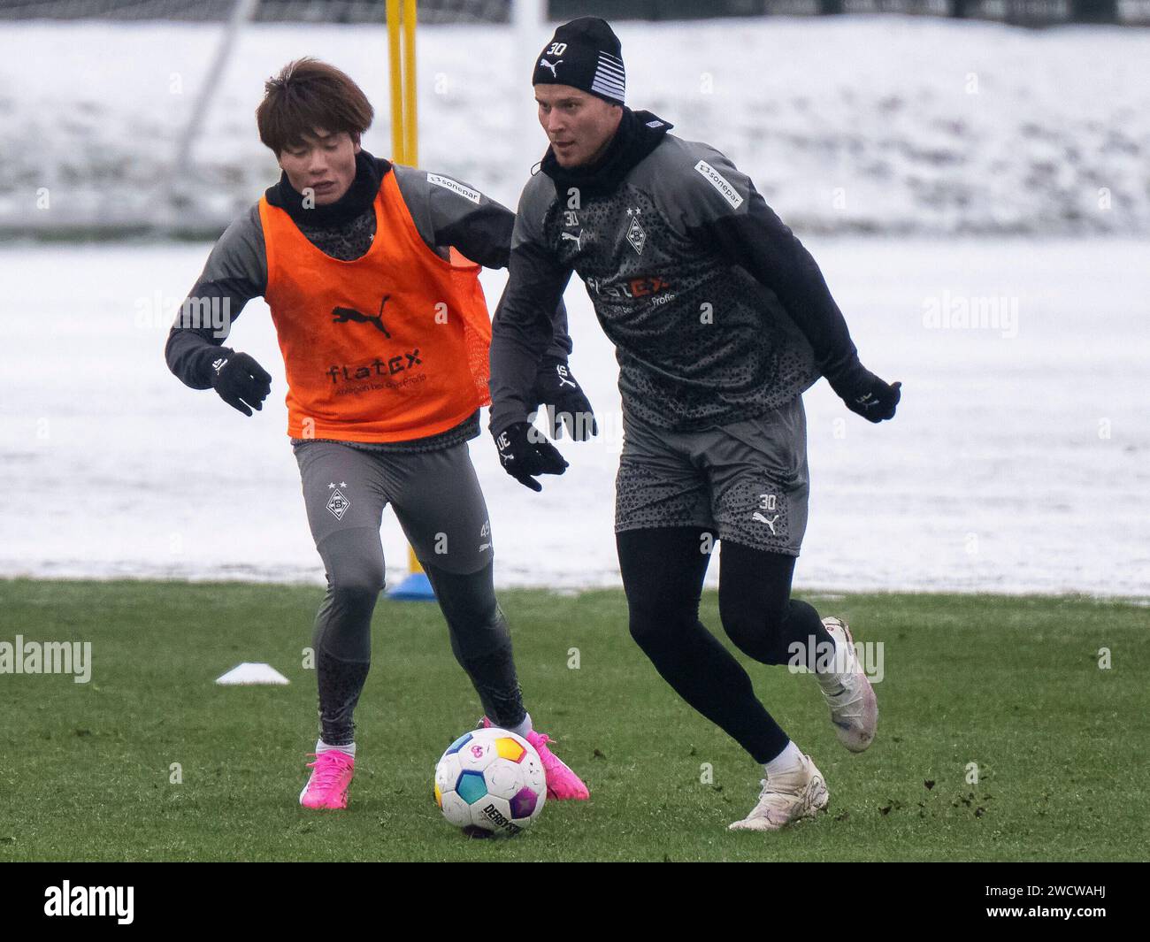 Zweikampf ziwchen Shio Fukudar (Borussia Moenchengladbach, #49) und ...