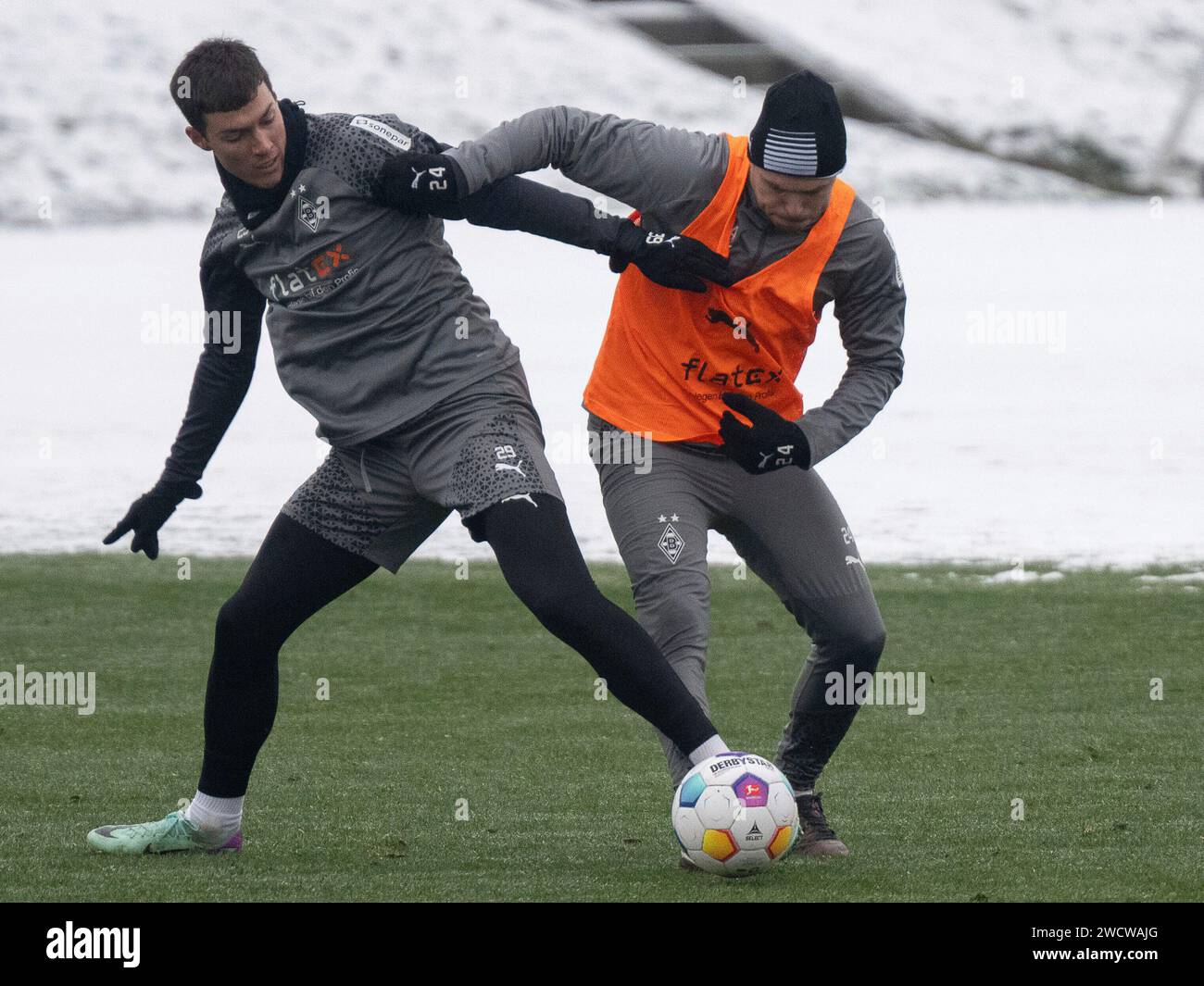 Zweikampf zwischen Joe Scally (Borussia Moenchengladbach, #29) und Tony ...