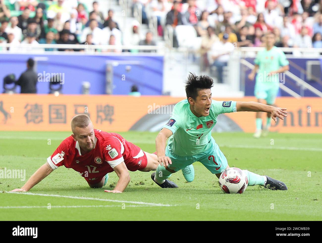 Doha, Qatar. 17th Jan, 2024. Wu Lei (R) of China vies with Robert ...