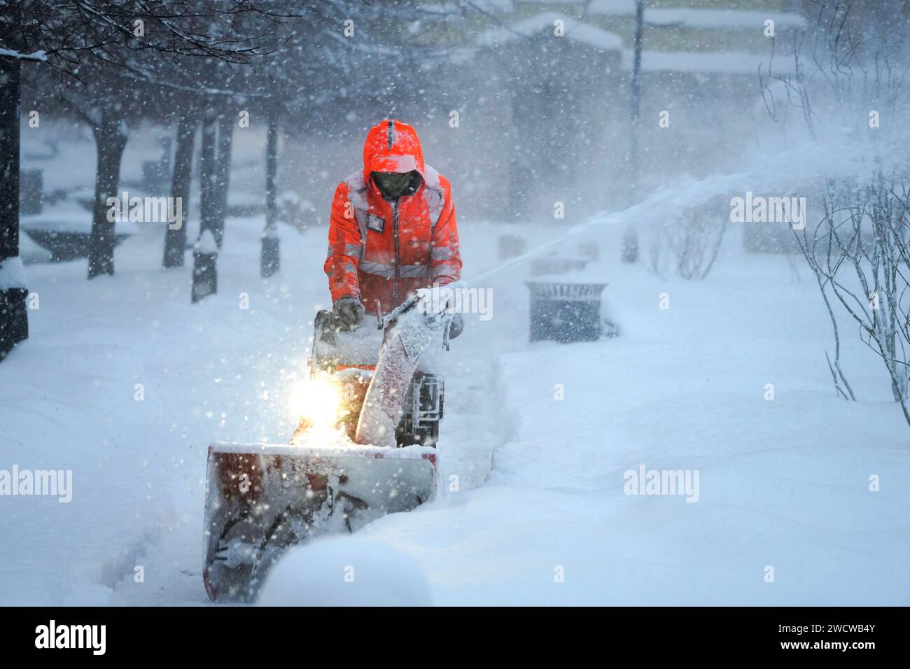 Oslo 20240117.The heavy snowfall creates challenges and crews are busy ...