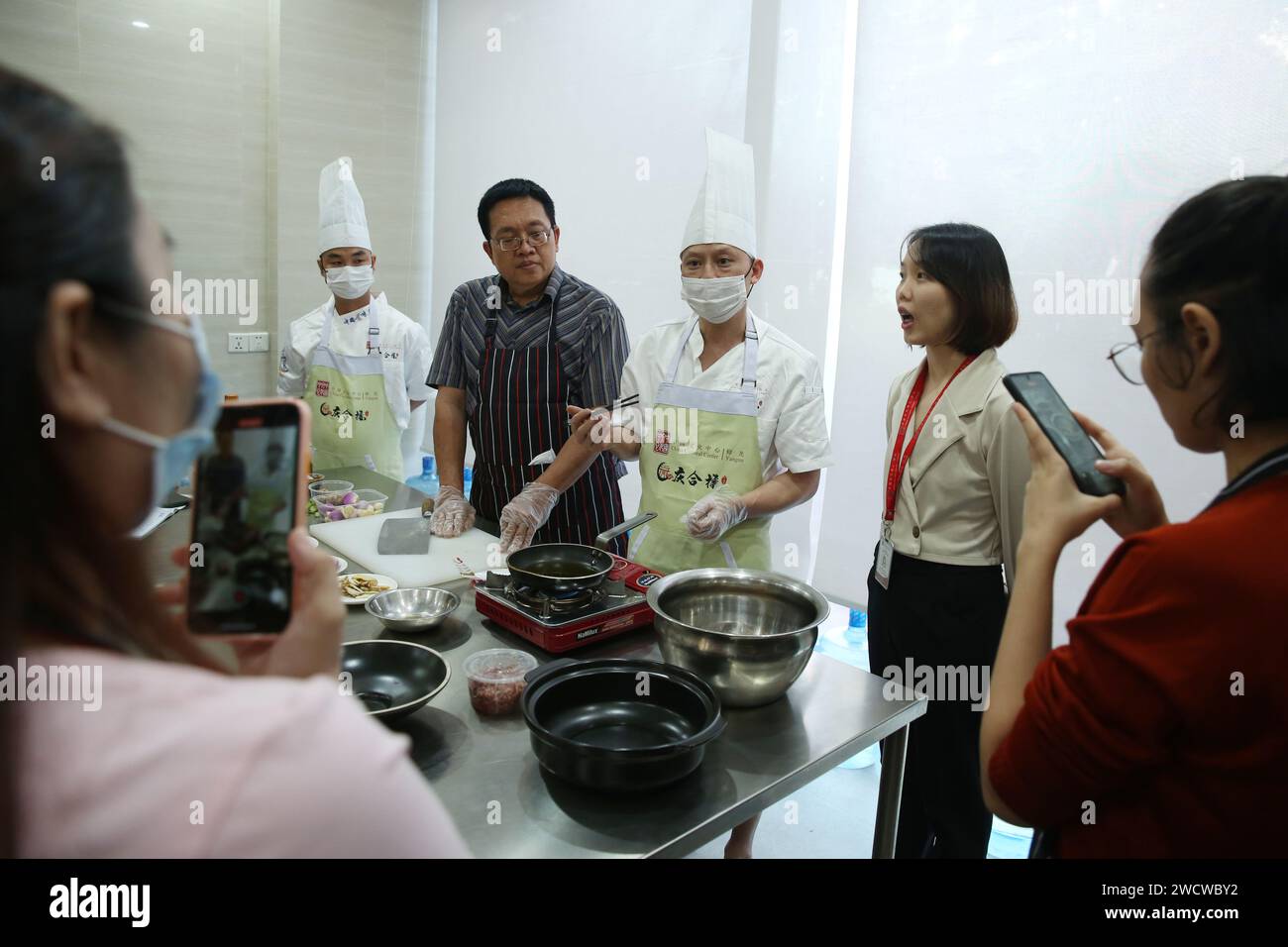 Yangon, Myanmar. 16th Jan, 2024. A chef (C) teaches Chinese culinary skills during a class at ...