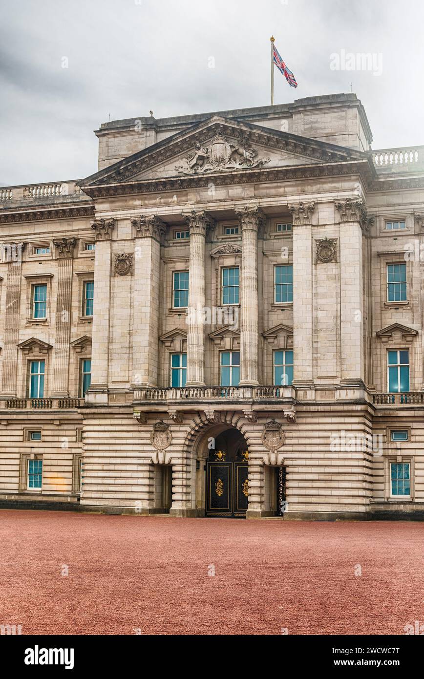Scenic view with the facade of Buckingham Palace, London royal ...