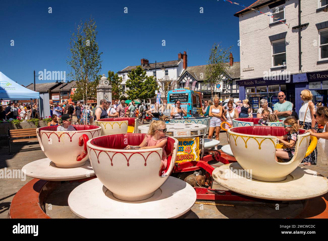 UK, England, Yorkshire, Pontefract, Shoemarket, children on teacup ride ...