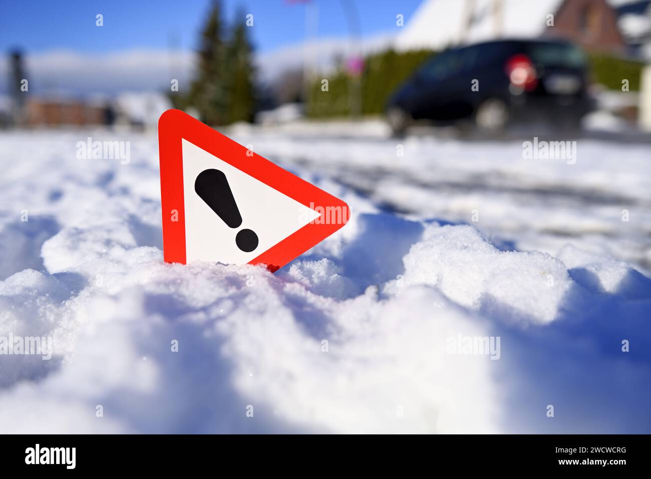 Gefahrenschild steckt im Schnee, Symbolfoto Schneefall und Schneeglätte ...