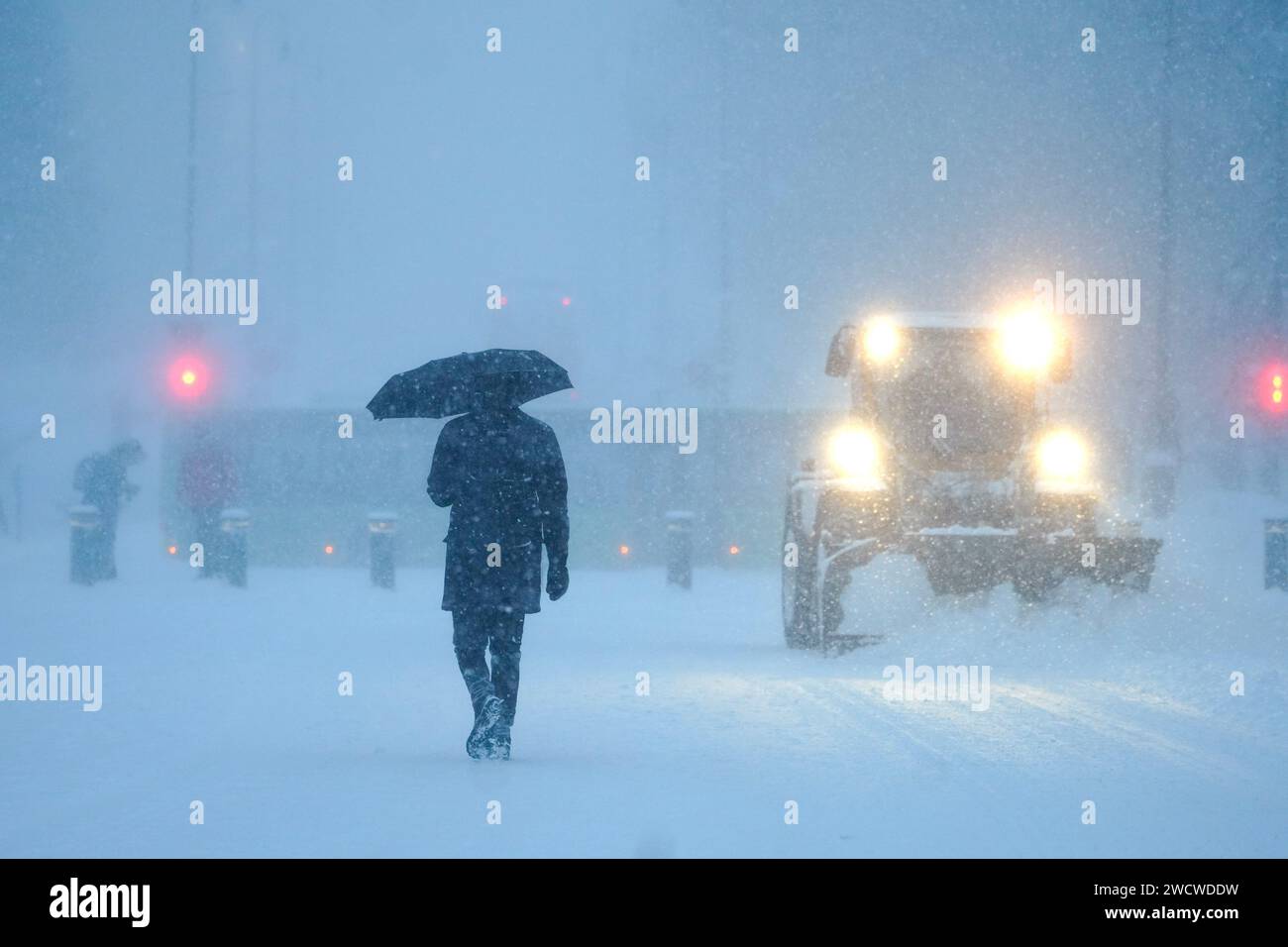 Oslo 20240117.The heavy snowfall creates challenges as crews clear the ...