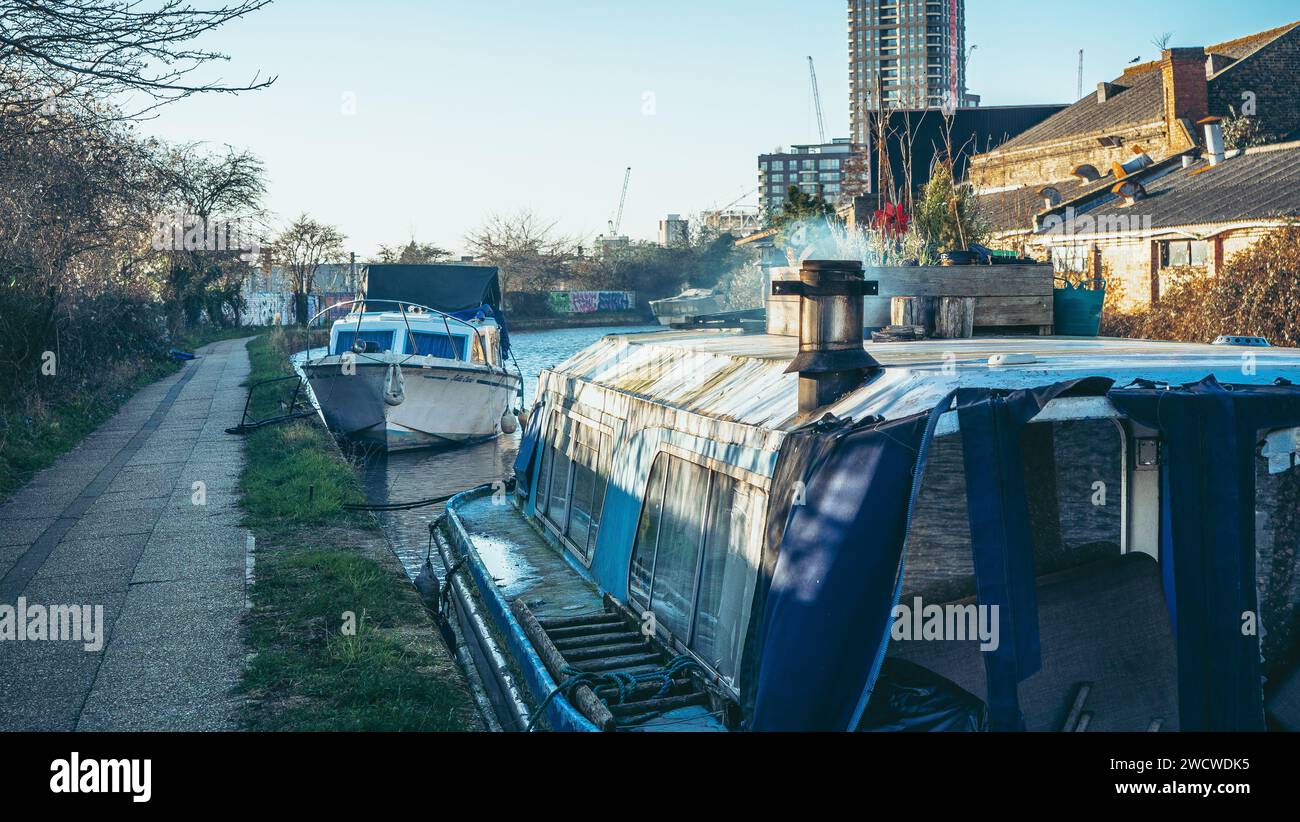 alternative living in London - houseboat Stock Photo - Alamy