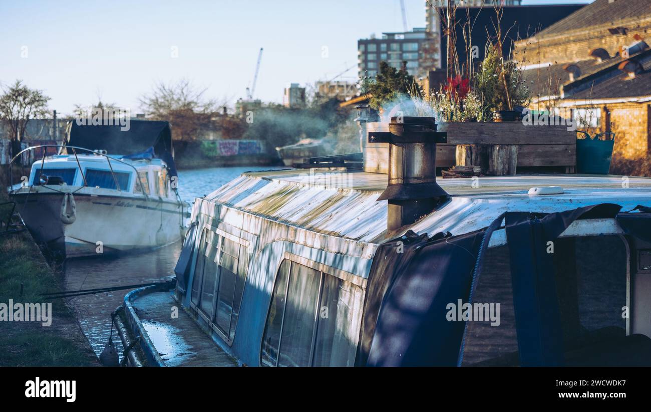 alternative living in London - houseboat Stock Photo - Alamy