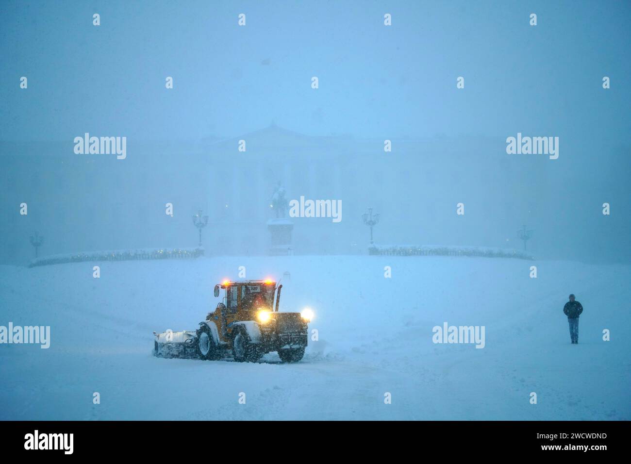 Oslo 20240117.The heavy snowfall creates challenges as crews clear the ...
