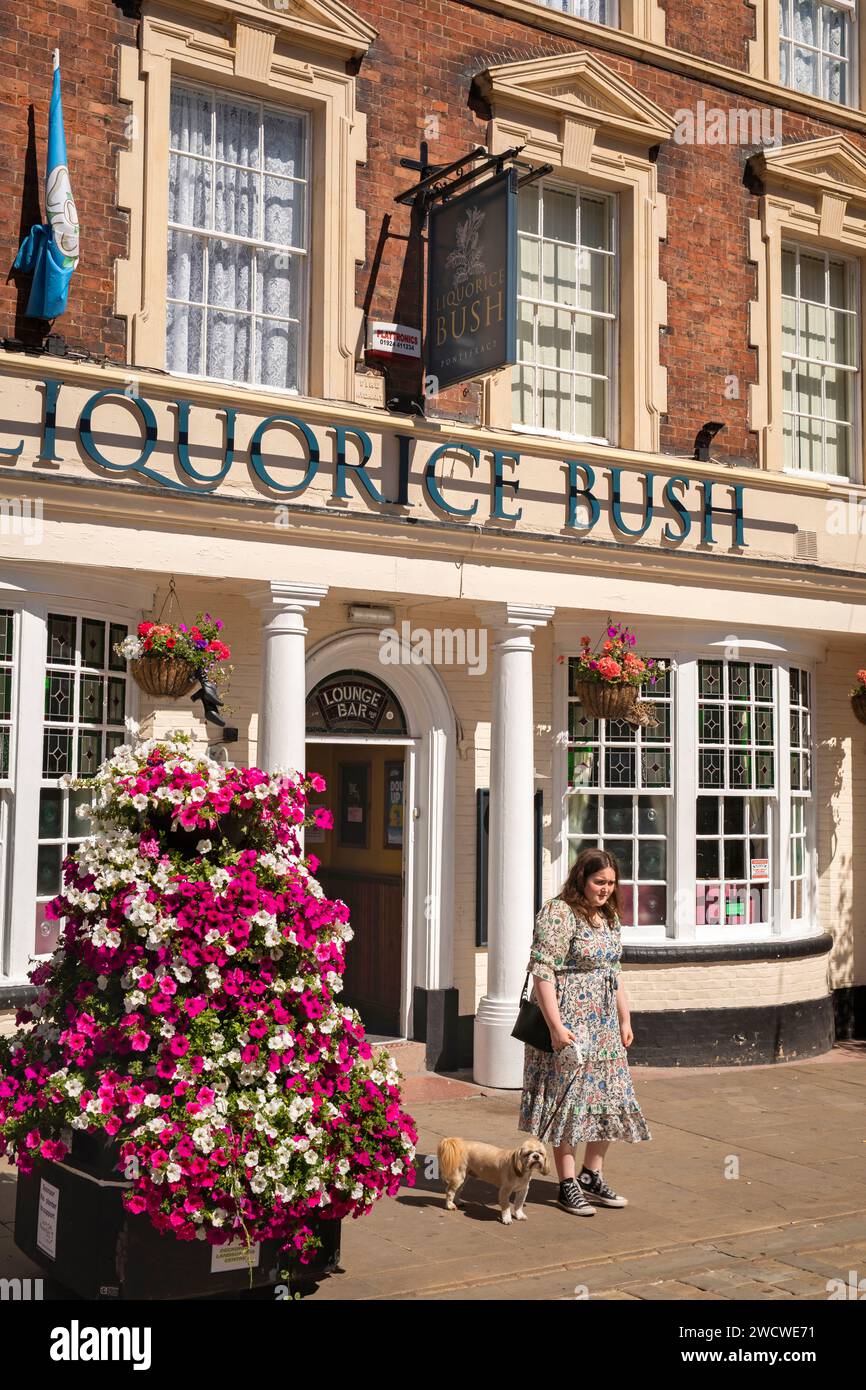 UK, England, Yorkshire, Pontefract, Market Place, Liquorice Bush pub ...