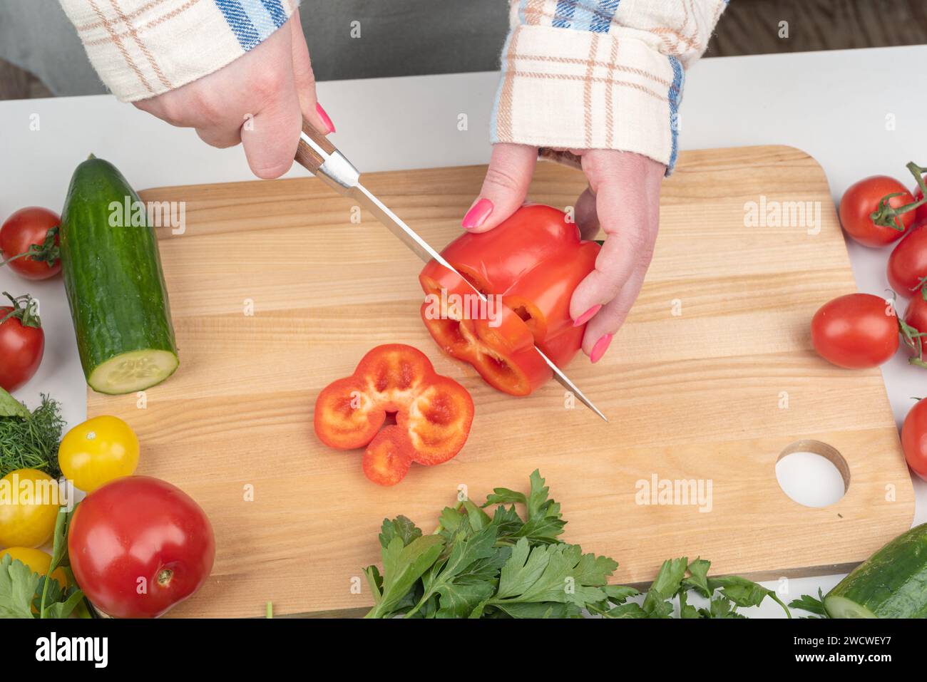 Female hands cutting tomato slices hi-res stock photography and images ...