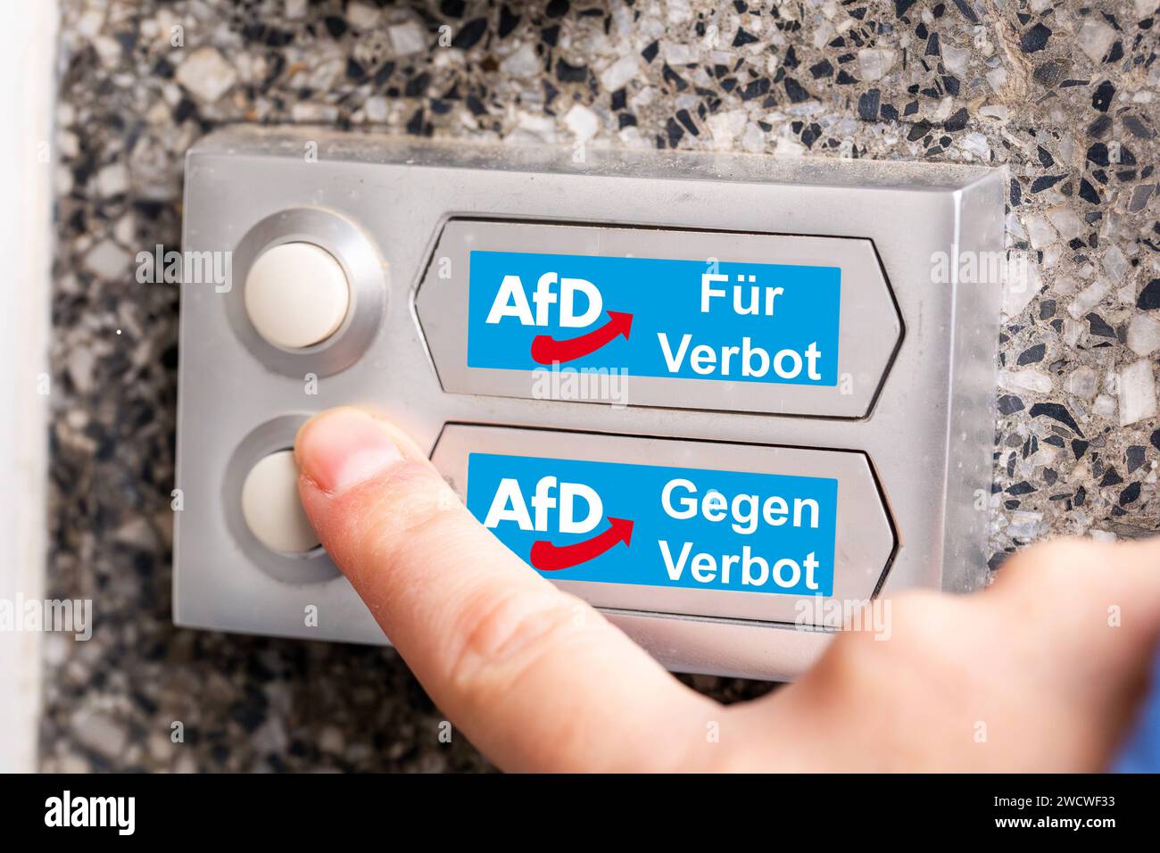 Debatte um AfD-Verbot, ein Klingelschild zeigt zwei Optionen Symbolbild ...