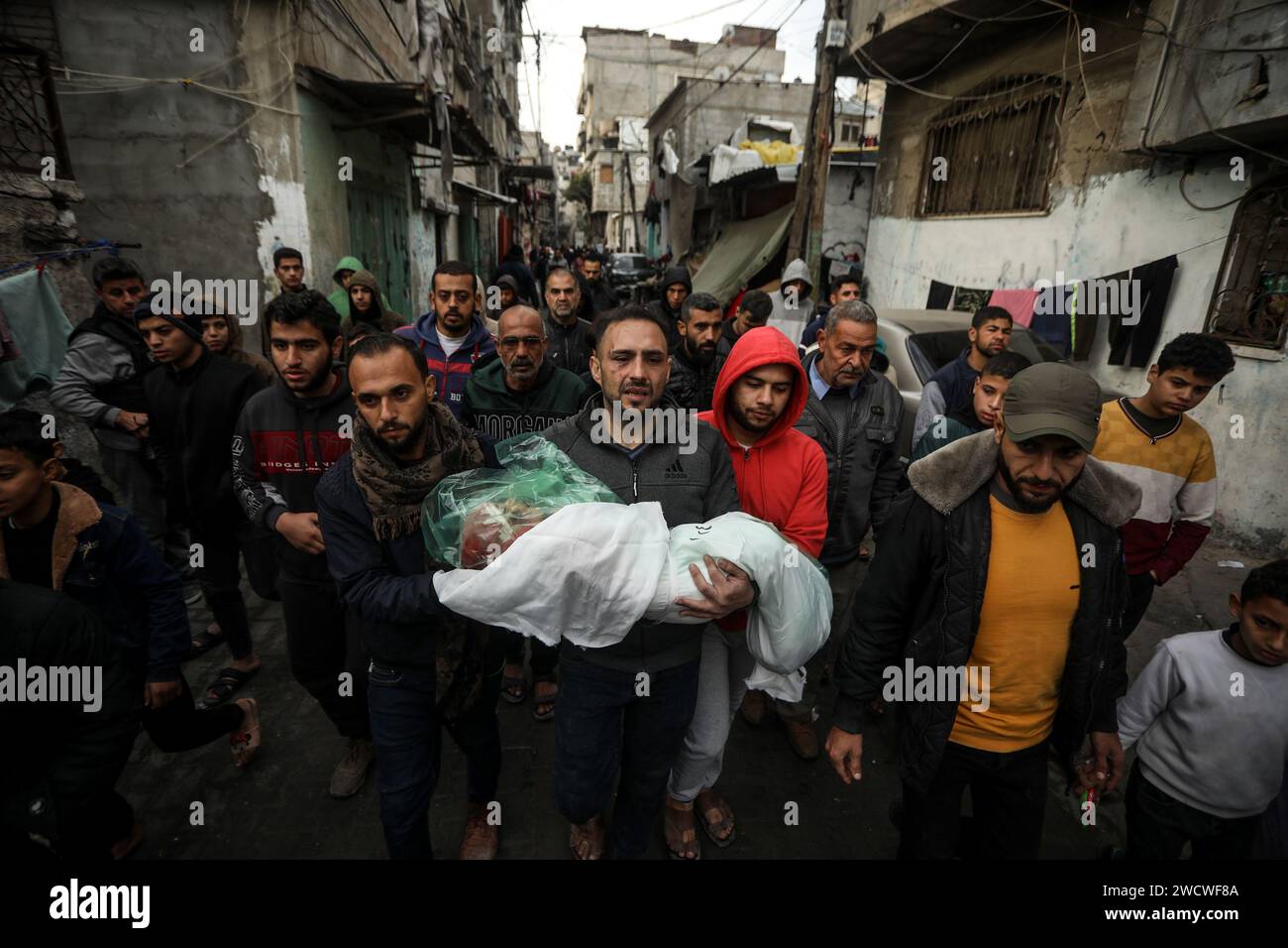Rafah, Gaza. 16th Jan, 2024. The father of Masa Shoman carries the body ...