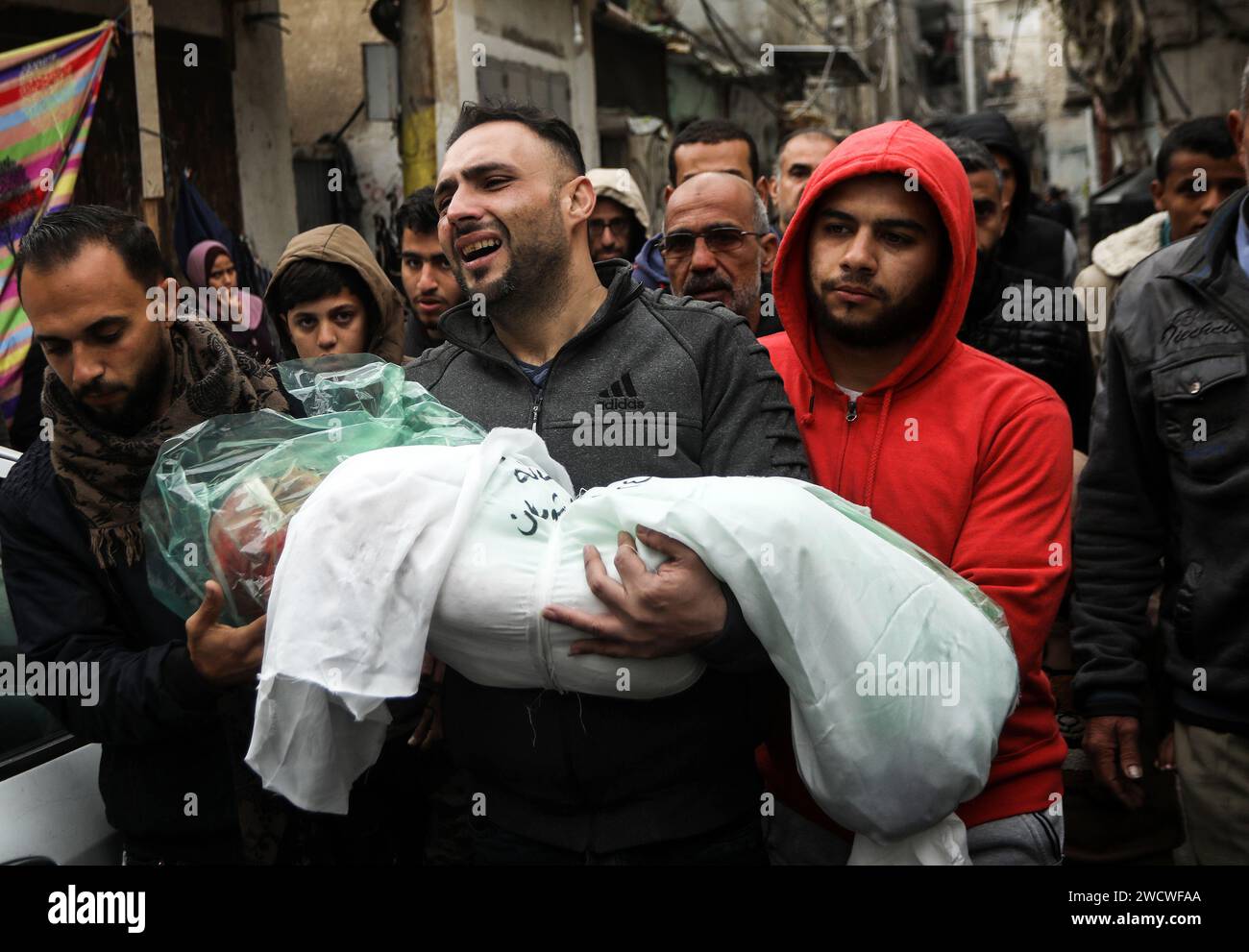 Rafah, Gaza. 16th Jan, 2024. The father of Masa Shoman carries the body ...