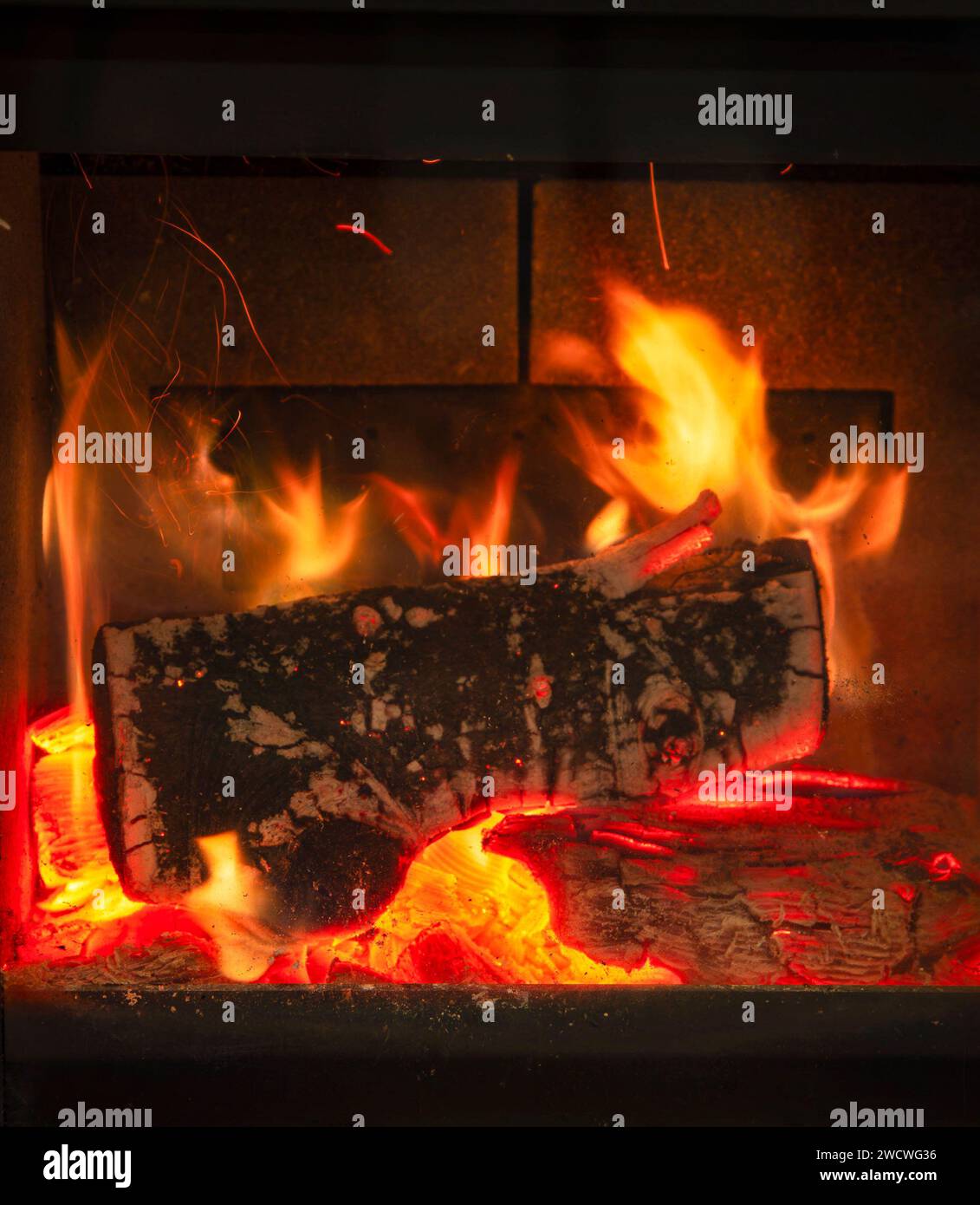 Close up burning log in hi-res stock photography and images - Alamy