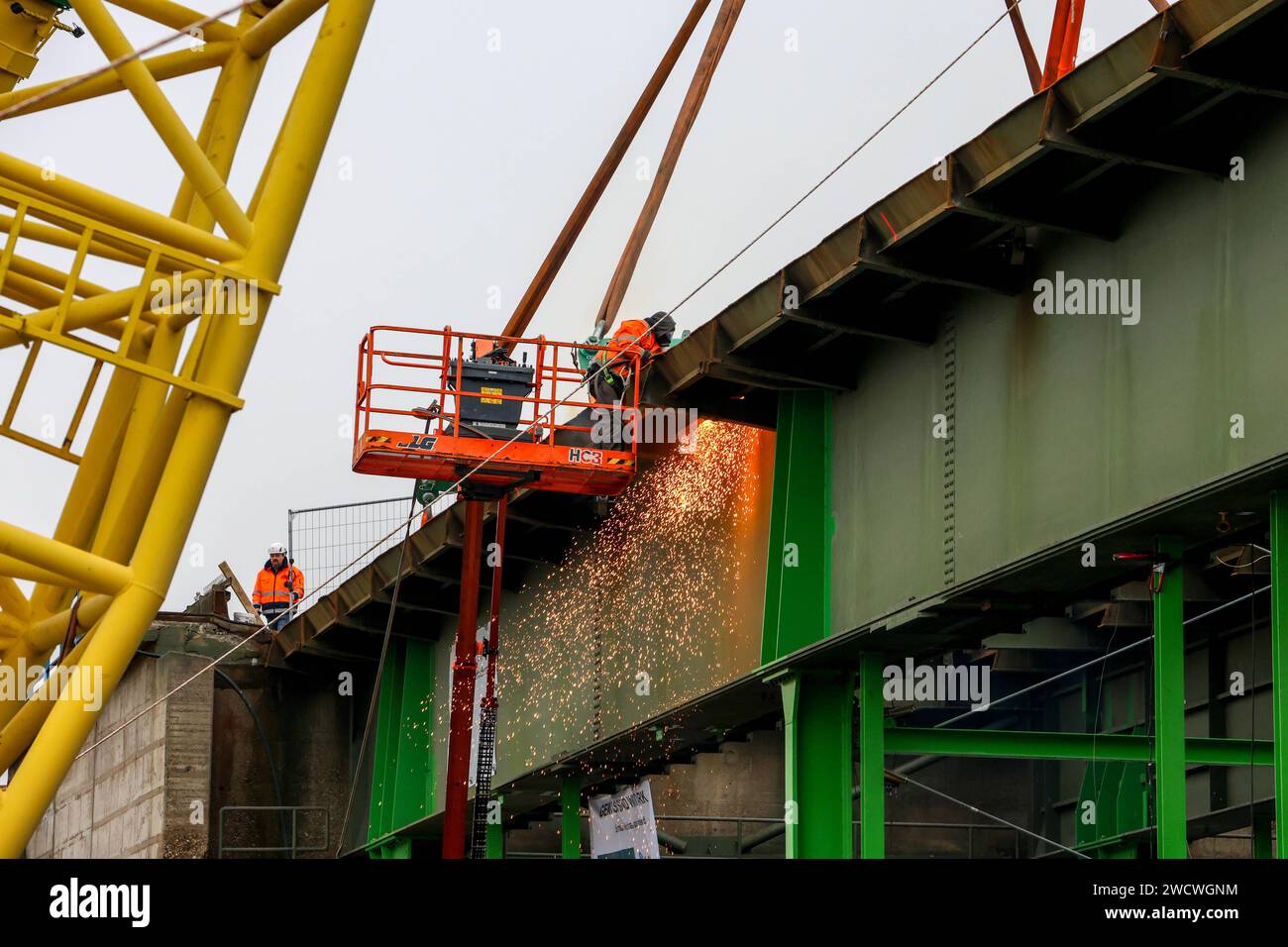 Zwei große Spezialkräne heben die 320 Tonnen schwere Brücke aus ihrer ...