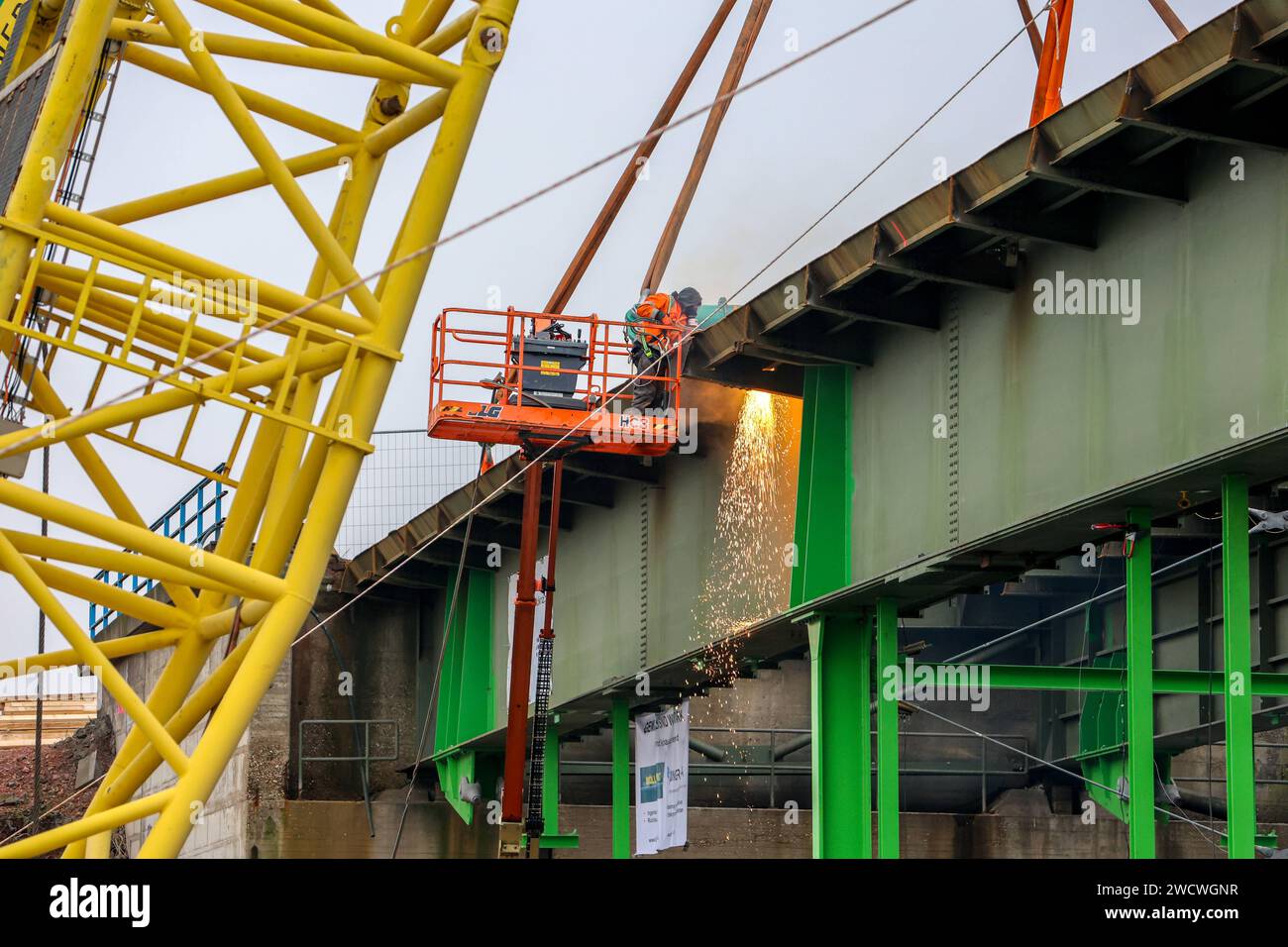 Zwei große Spezialkräne heben die 320 Tonnen schwere Brücke aus ihrer ...