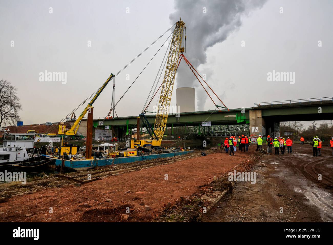 Zwei große Spezialkräne heben die 320 Tonnen schwere Brücke aus ihrer ...