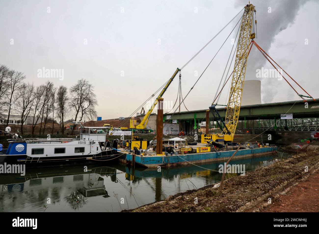 Zwei große Spezialkräne heben die 320 Tonnen schwere Brücke aus ihrer ...