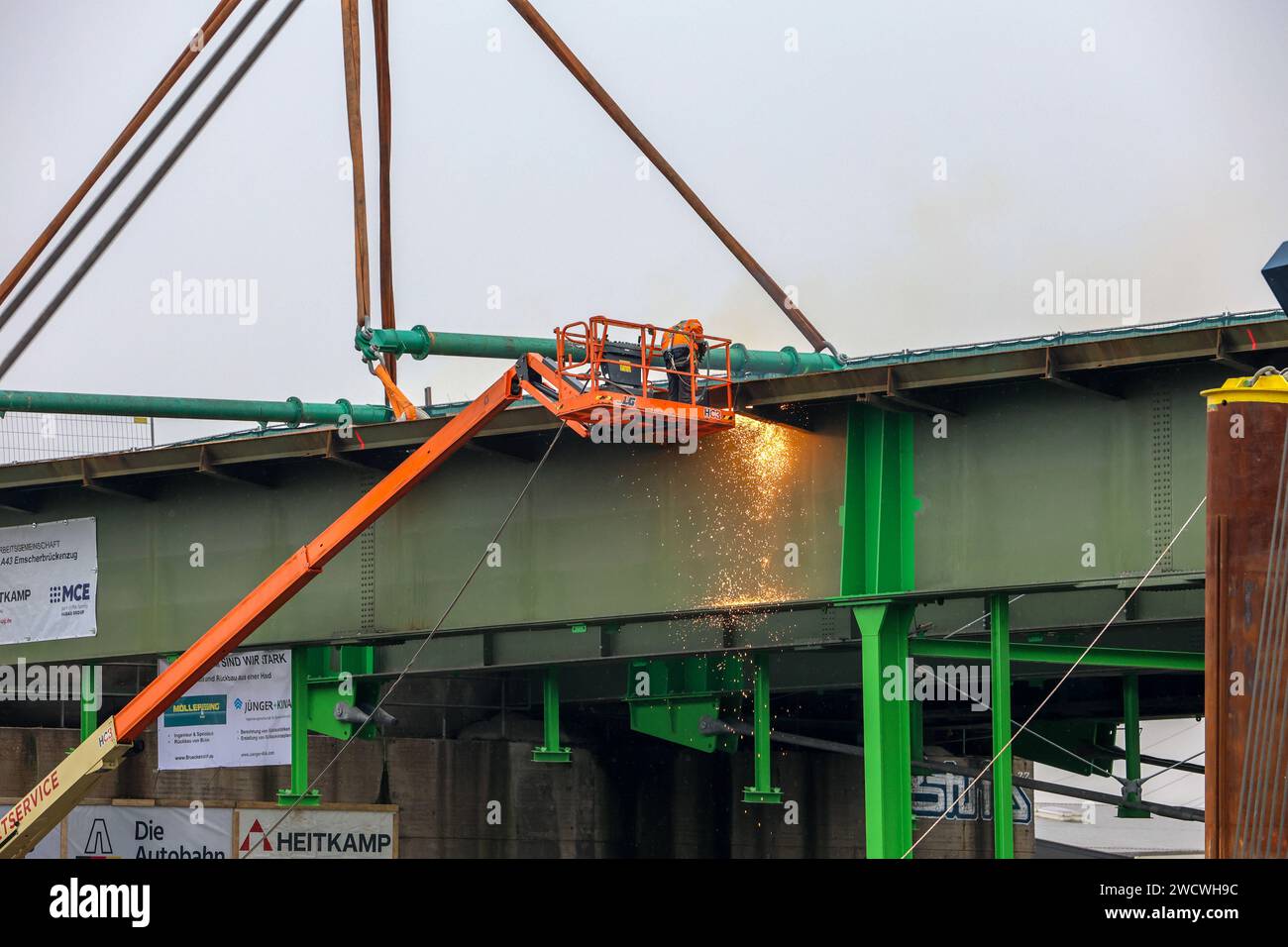 Zwei große Spezialkräne heben die 320 Tonnen schwere Brücke aus ihrer ...