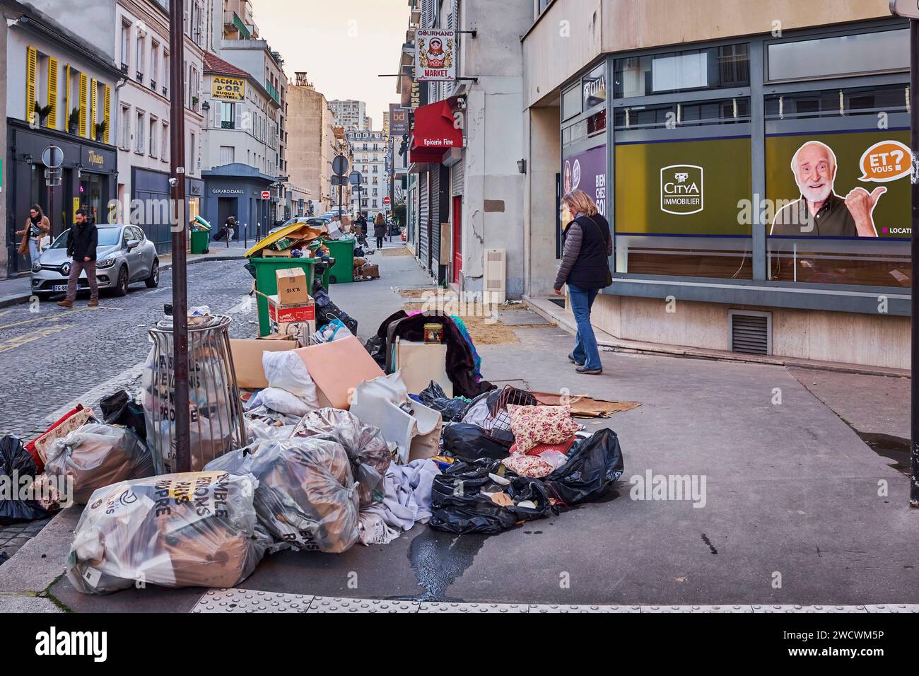 France, Paris, Grenelle district, Garbage on the sidewalks durinf the ...