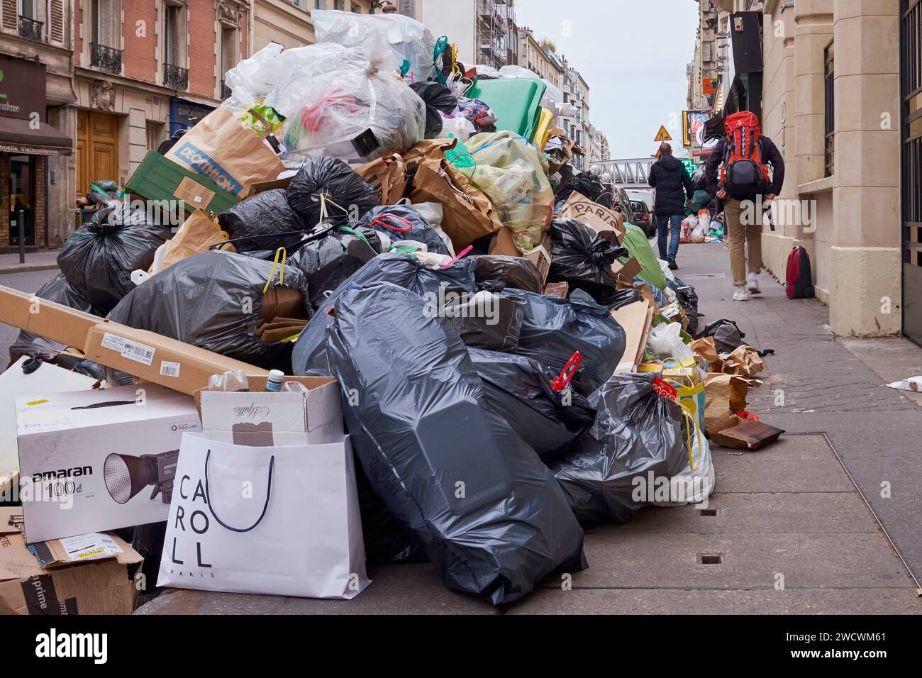 France, Paris, Grenelle district, Garbage on the sidewalks durinf the ...