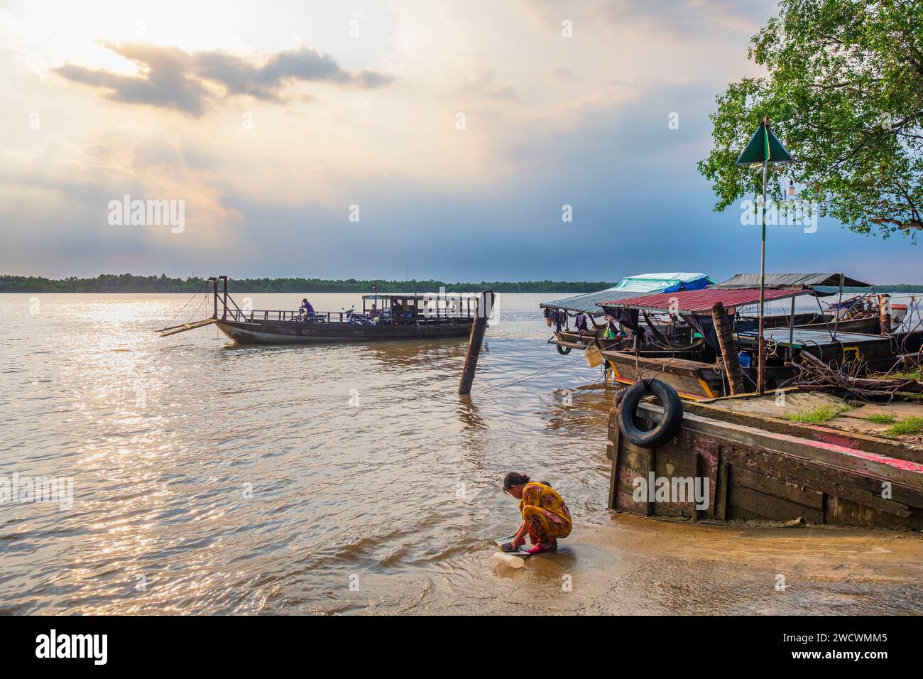 Vietnam, Mekong Delta, Ben Tre province, ferry on Ham Luong river Stock ...