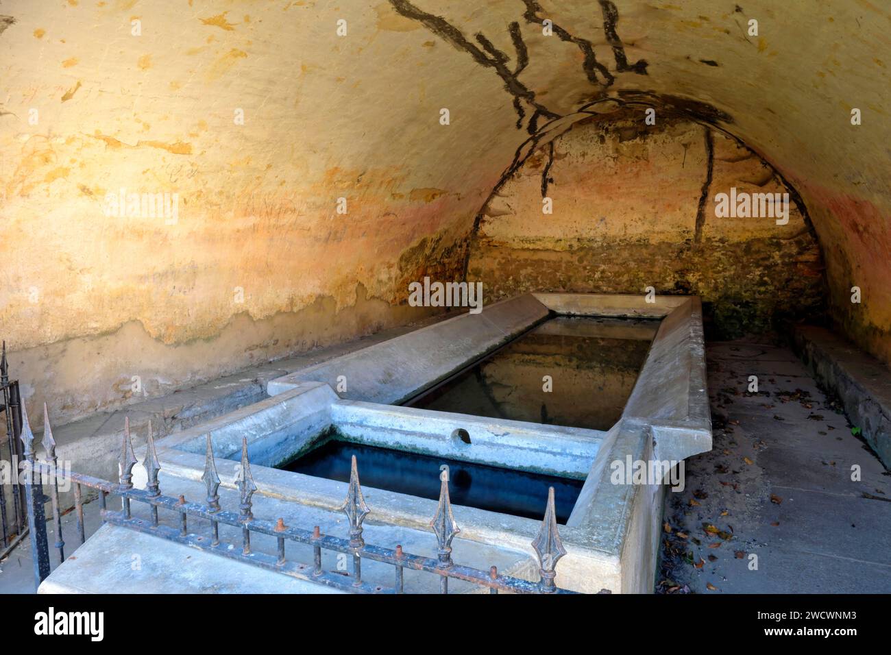 Wash trough hi-res stock photography and images - Alamy