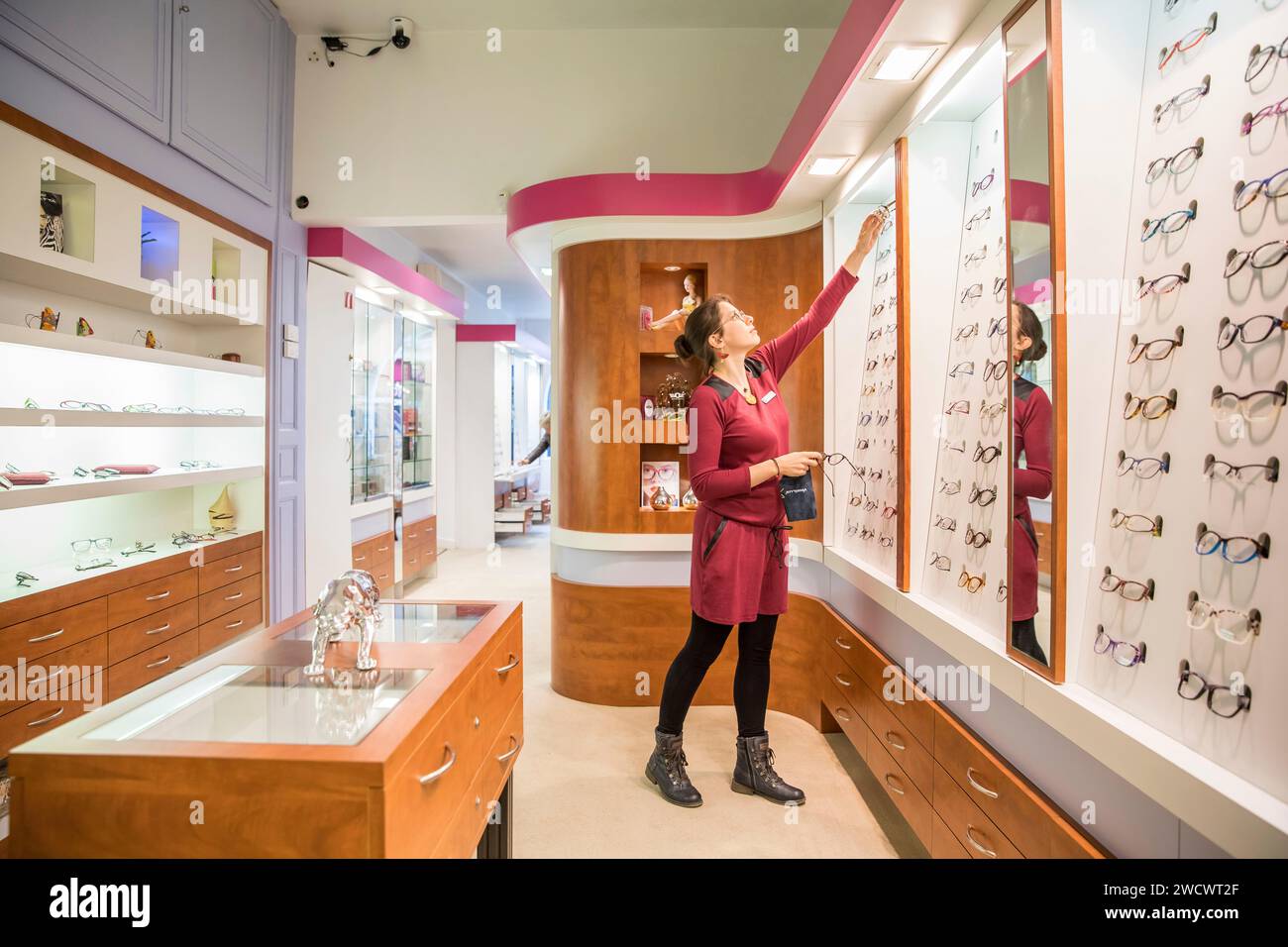 Optical shop hi-res stock photography and images - Alamy
