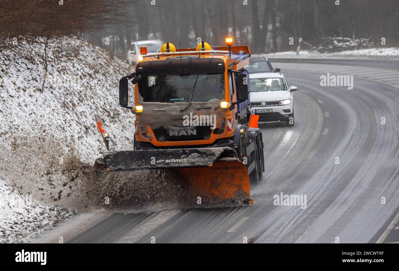 Eisregen in Hessen Ein Fahrzeug dies Winterdienstes ist auf der ...