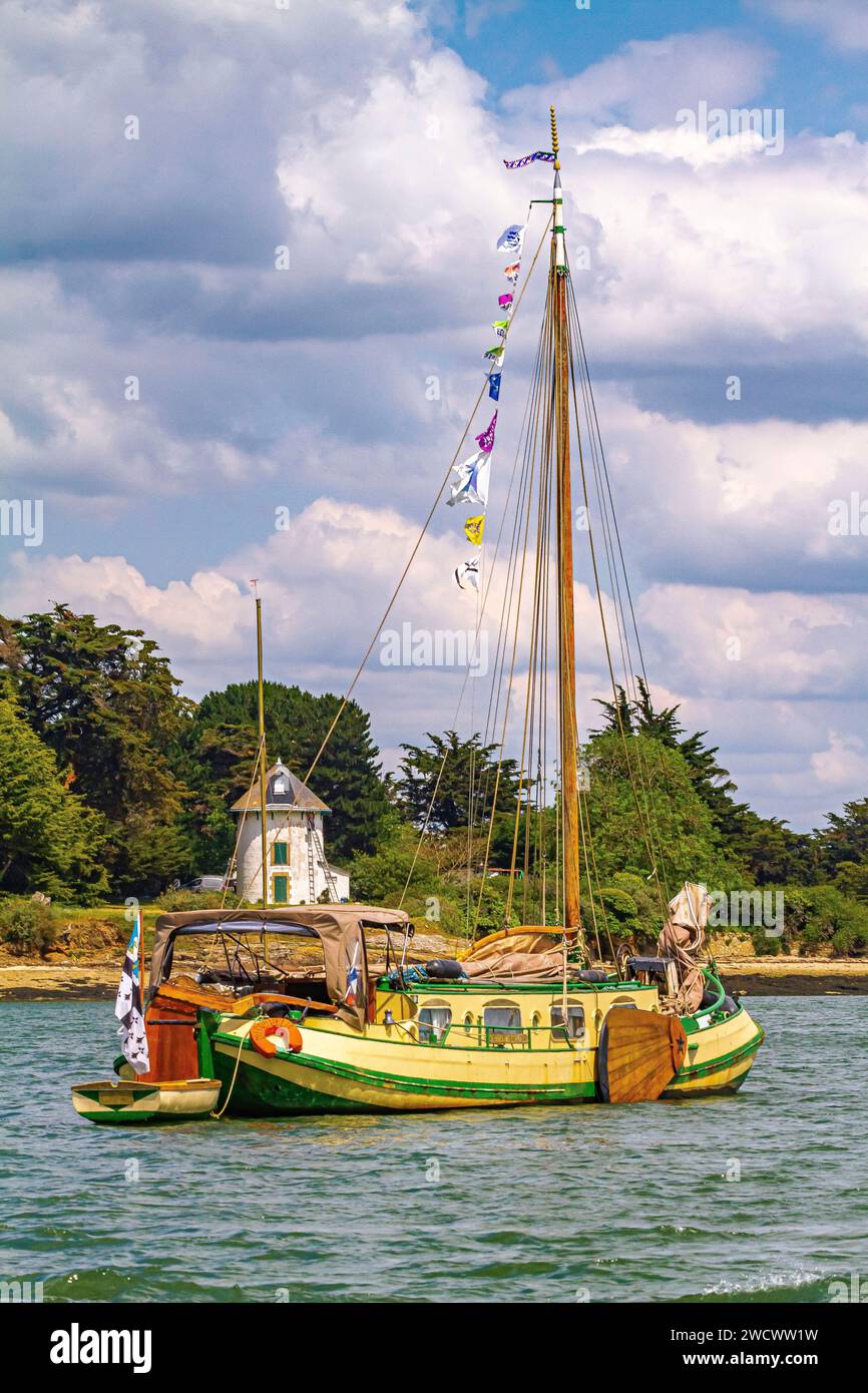 France, Morbihan, Gulf of Morbihan, island of Arz, Cornelia, sailing ...
