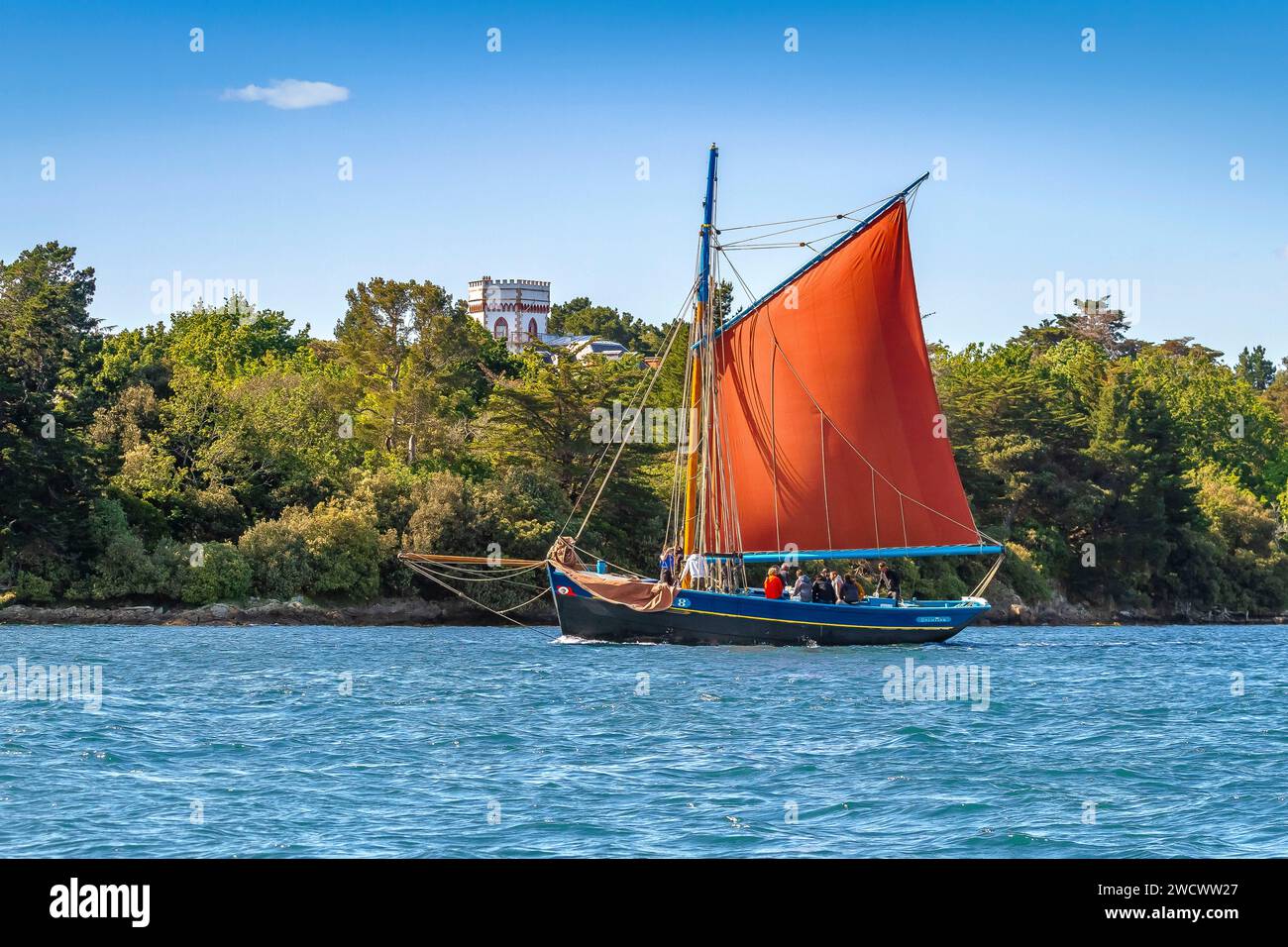 Sailing sloop hi-res stock photography and images - Alamy