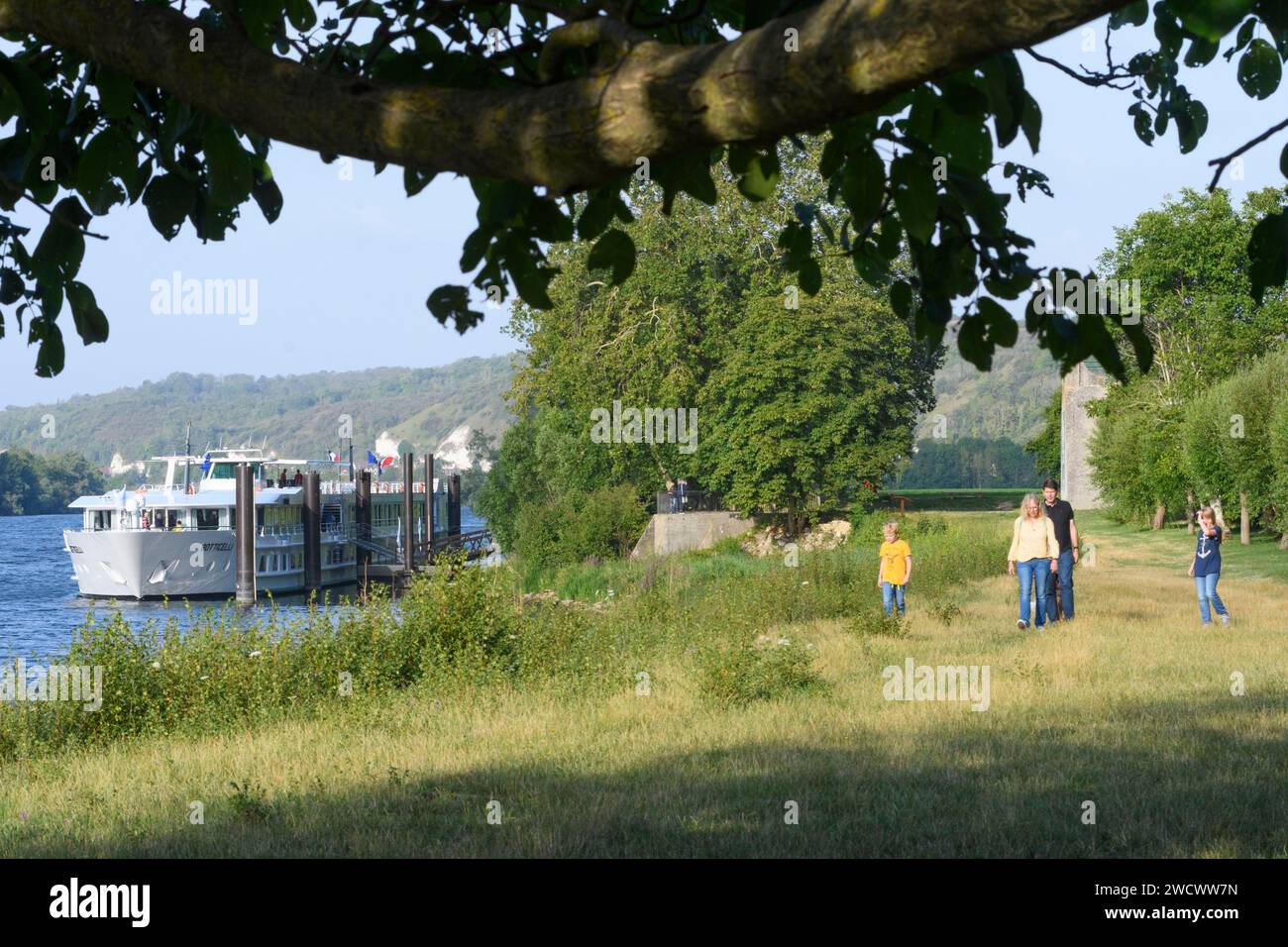 Ile de France, Val d'Oise, La Roche-Guyon, Seine river and pier of ...