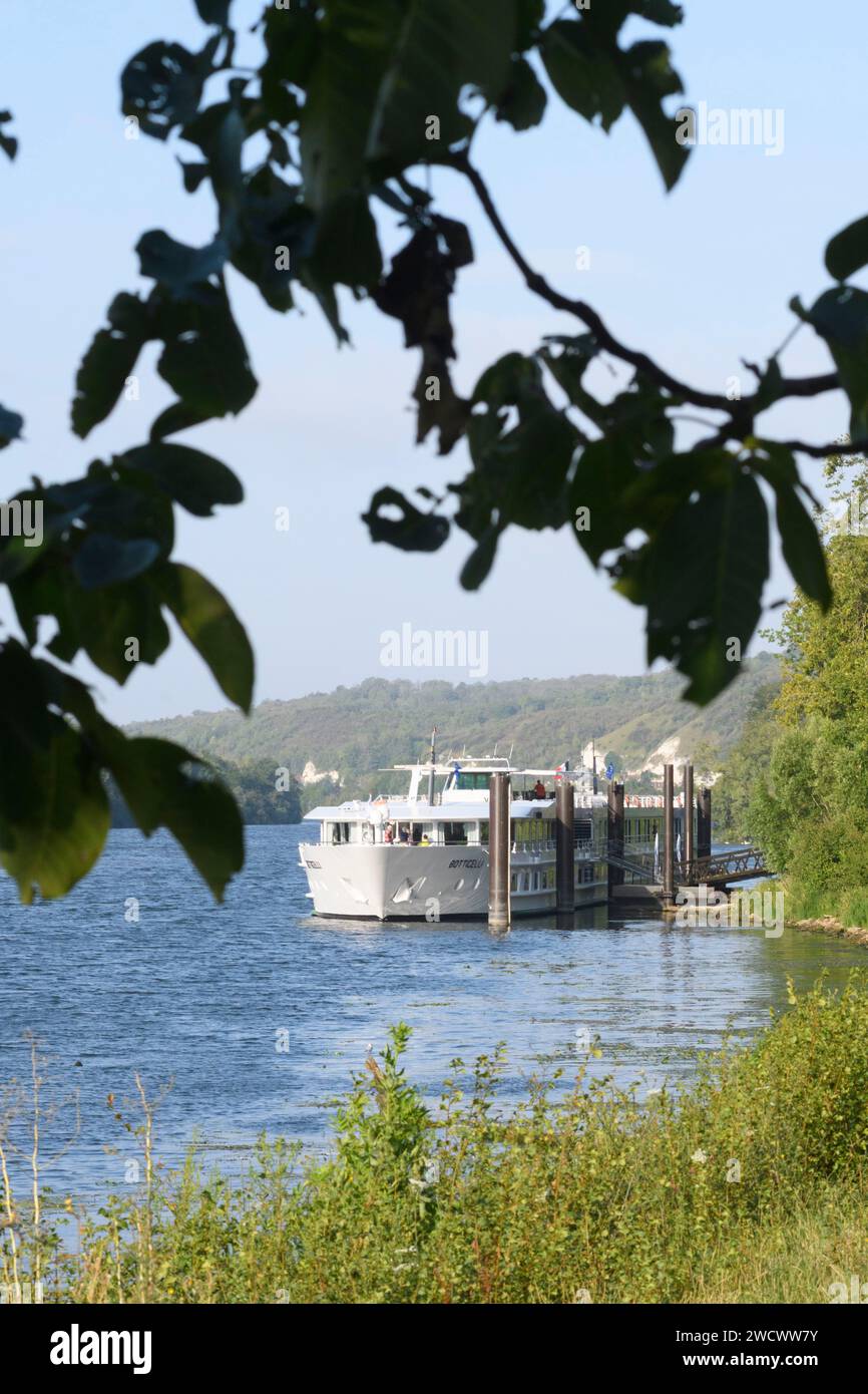 Ile de France, Val d'Oise, La Roche-Guyon, cruise boat on Seine river ...