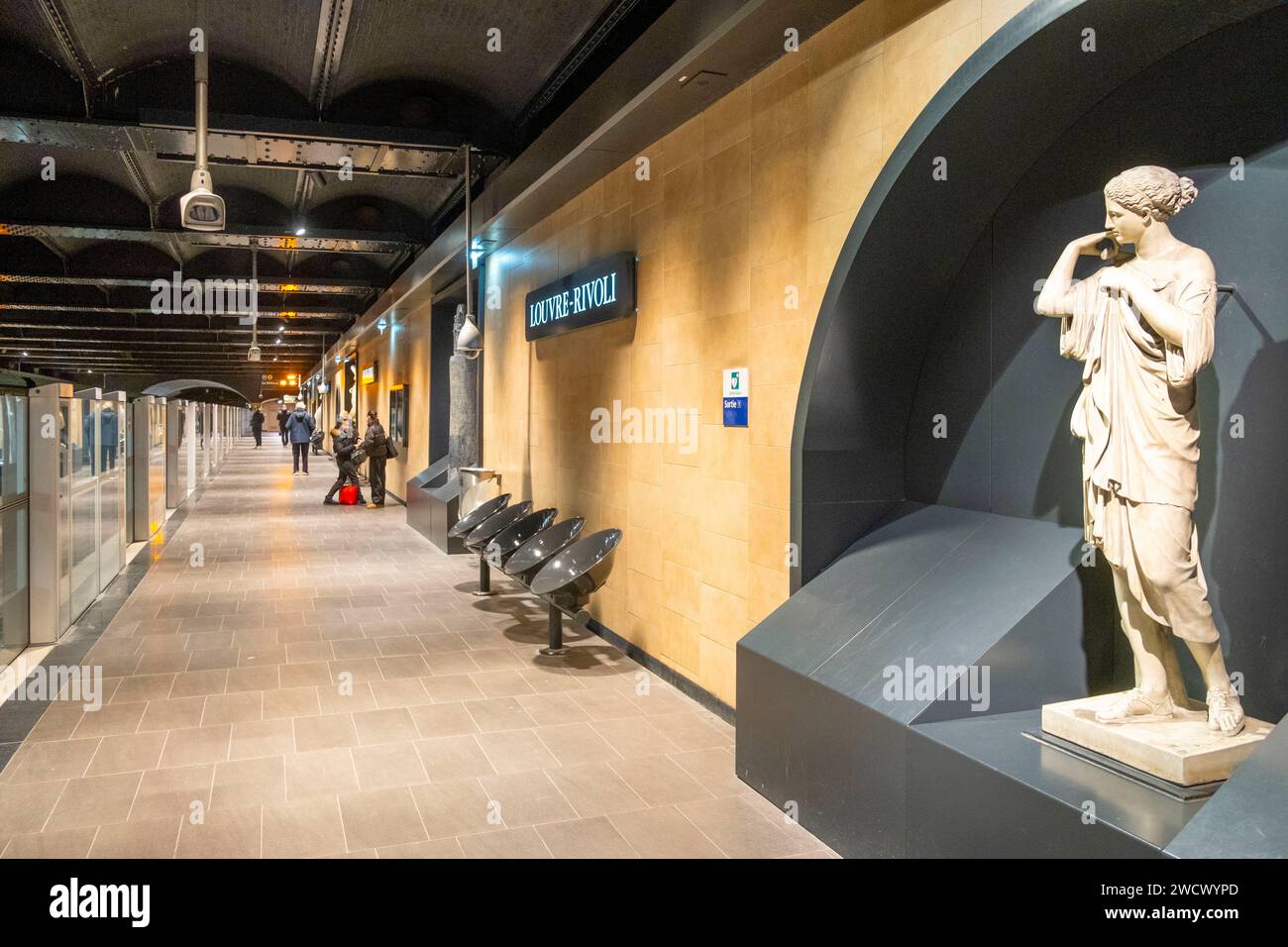 Station de metro statue hi-res stock photography and images - Alamy