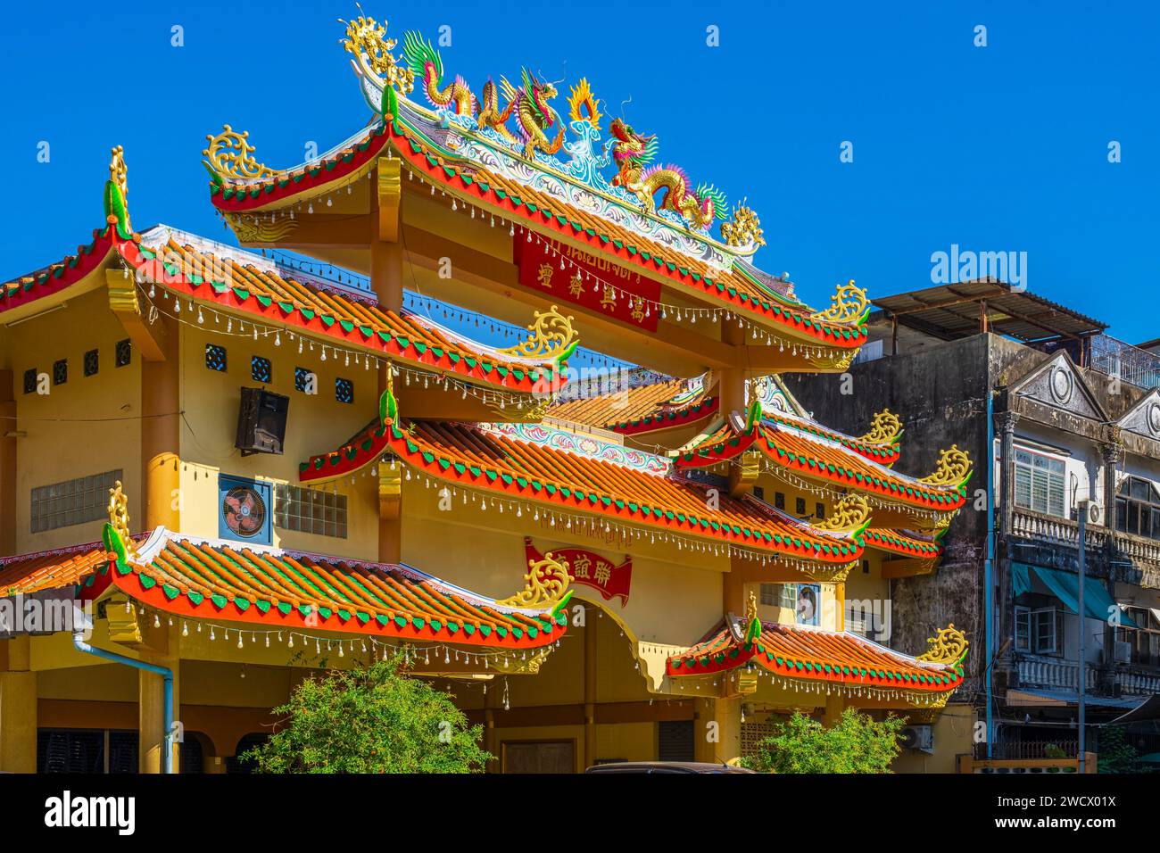 Vietnamese temple architecture hi-res stock photography and images - Alamy