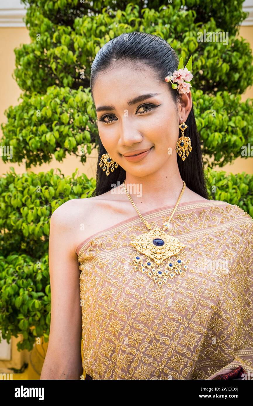 Cambodia, Phnom Penh, Cambodian girl Stock Photo - Alamy