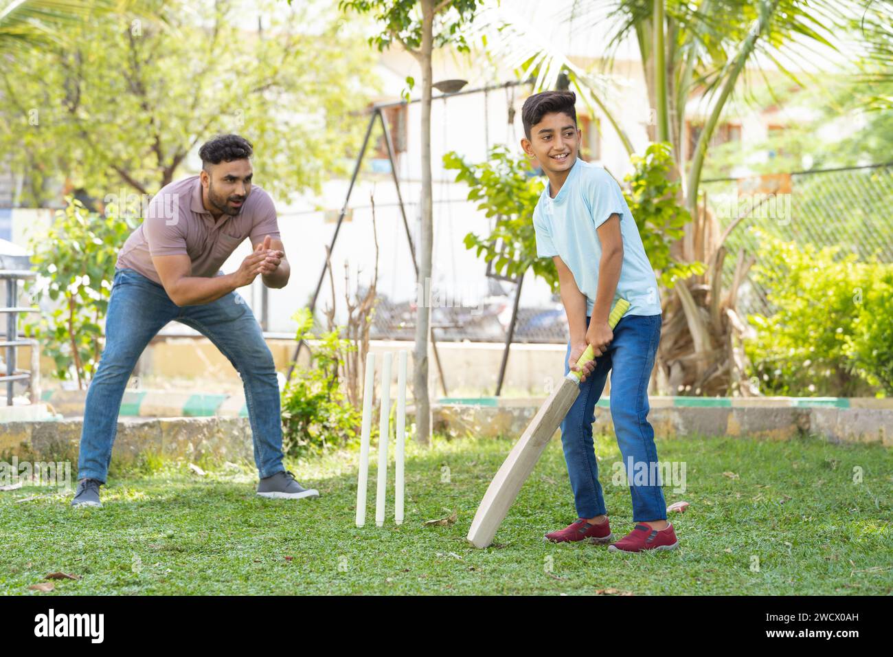 Family playing cricket india hi-res stock photography and images - Alamy