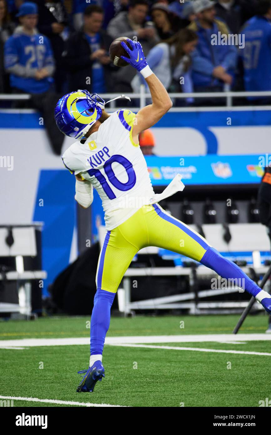 Los Angeles Rams wide receiver Cooper Kupp (10) warms up against the ...