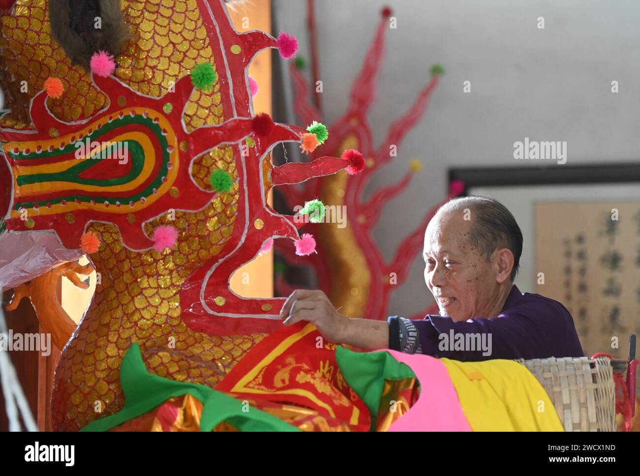 (240117) -- BINYANG, Jan. 17, 2024 (Xinhua) -- Craftsman Zou Yute makes ...