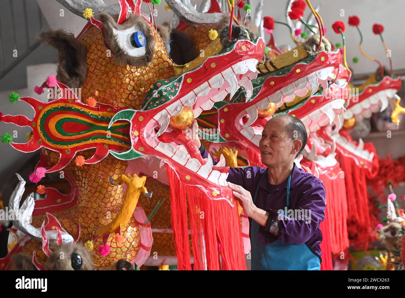 (240117) -- BINYANG, Jan. 17, 2024 (Xinhua) -- Craftsman Zou Yute makes ...