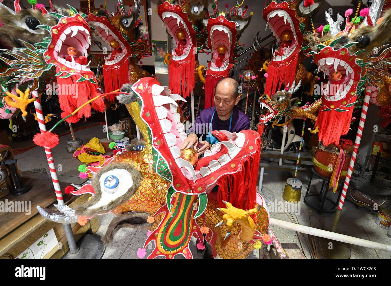 (240117) -- BINYANG, Jan. 17, 2024 (Xinhua) -- Craftsman Zou Yute makes ...