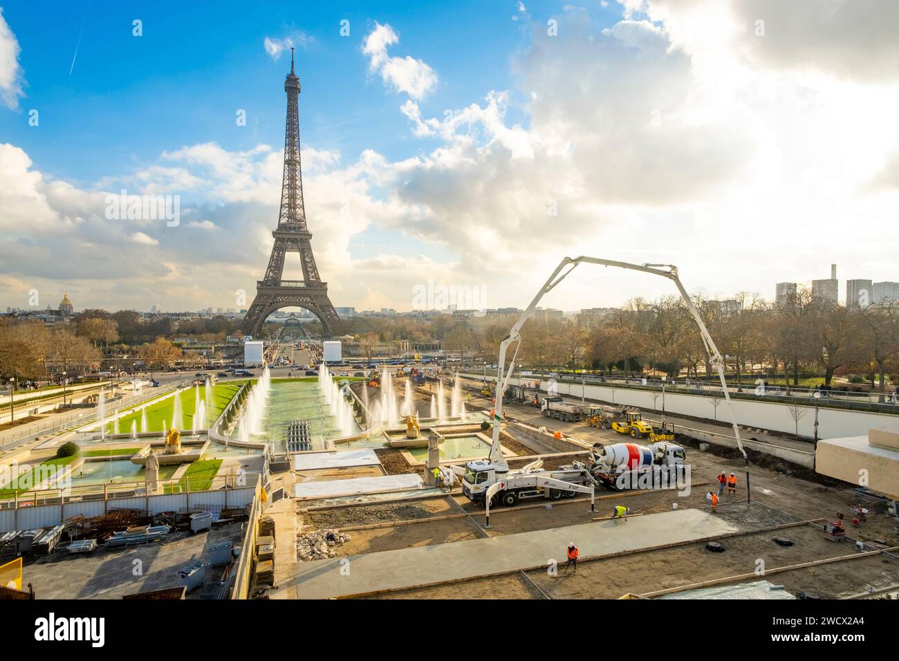 France, Paris, Trocadero garden under construction, the Eiffel Tower Stock Photo - Alamy