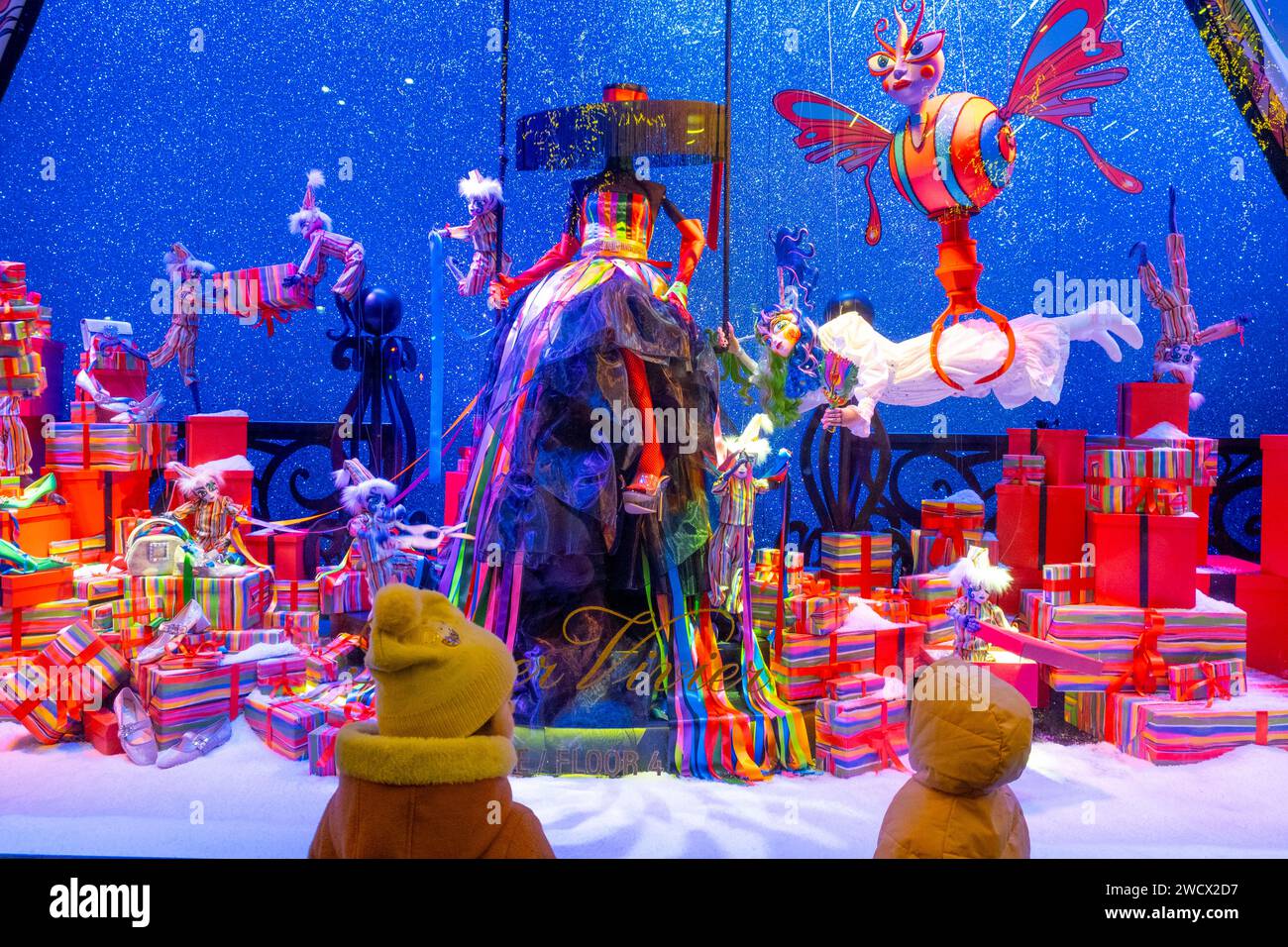 Child department store hi-res stock photography and images - Alamy