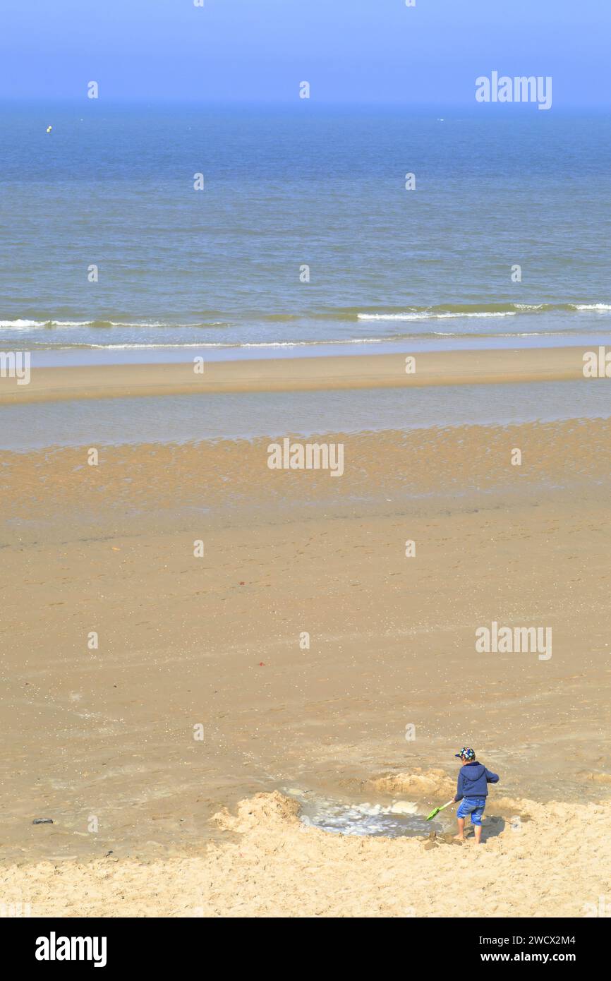 France, Nord, surroundings of Dunkirk, Zuydcoote, beach game at the ...