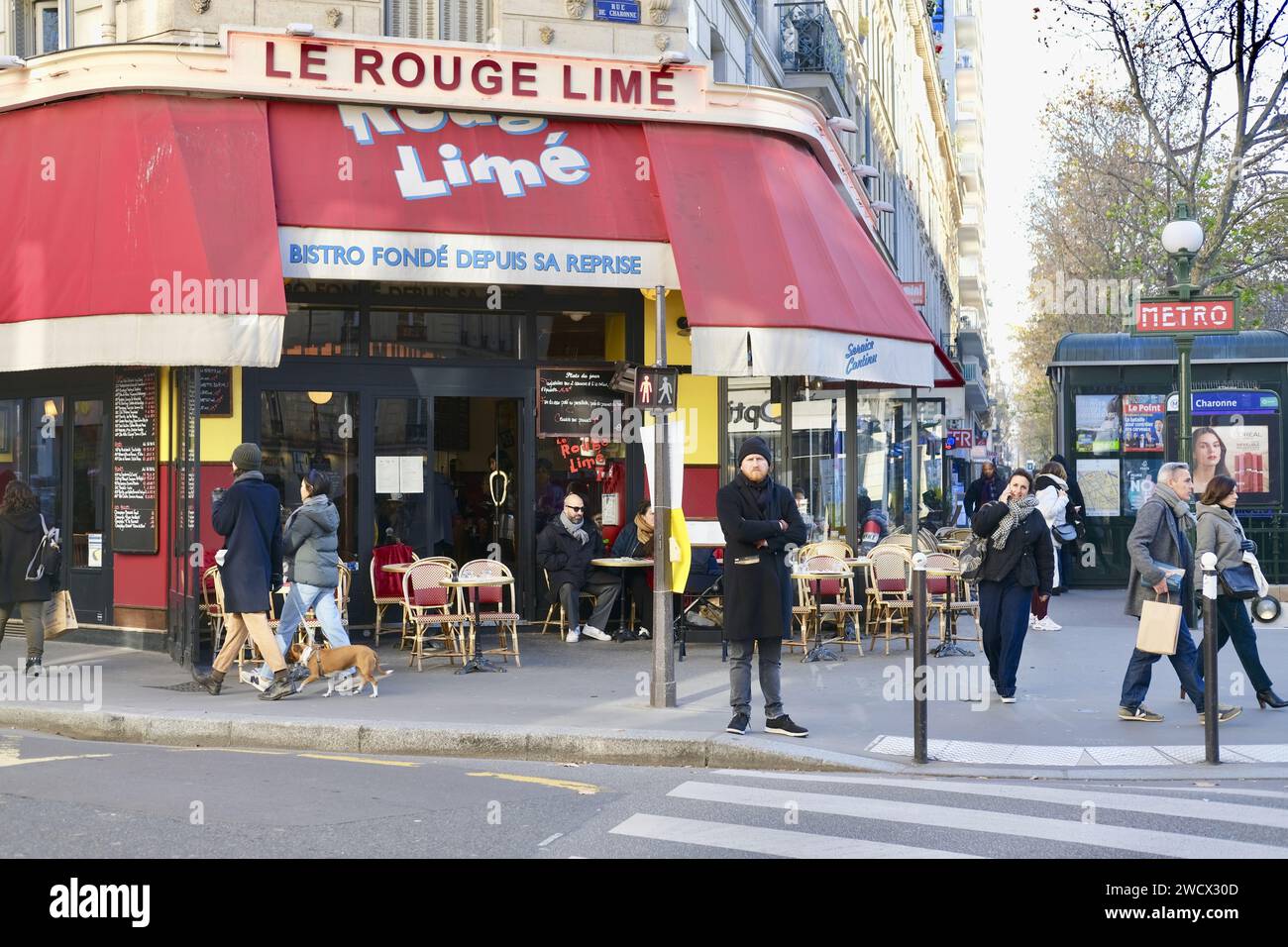 France, Paris, Rue de Charonne, bar-bistro Le Rouge Limé Stock Photo ...