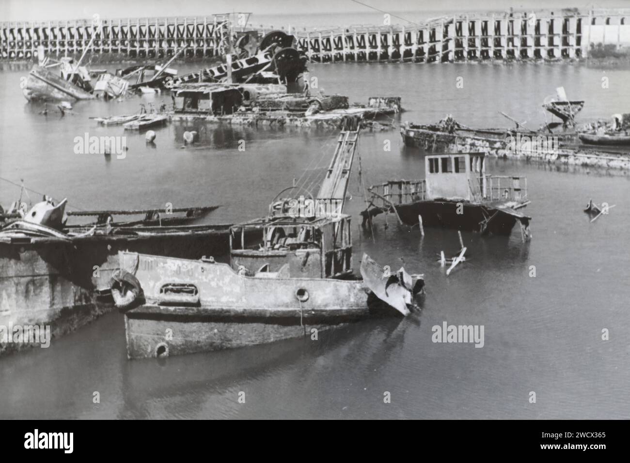 France, Nord, Dunkirk, channel in May 1945 and its numerous wrecks ...